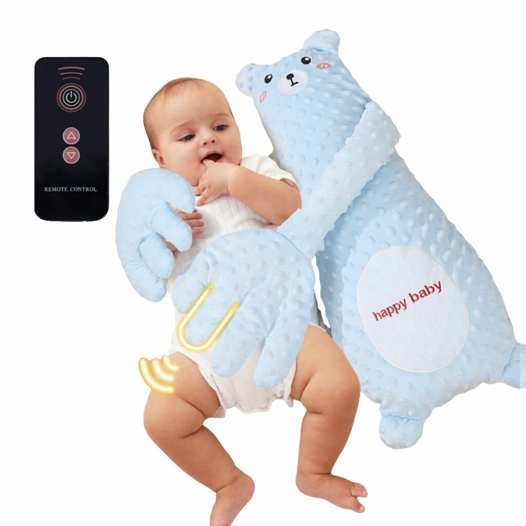 Малыш успокаивает свою ладошку перед сном и гладит ее, чтобы задобрить артефактного синего мишку