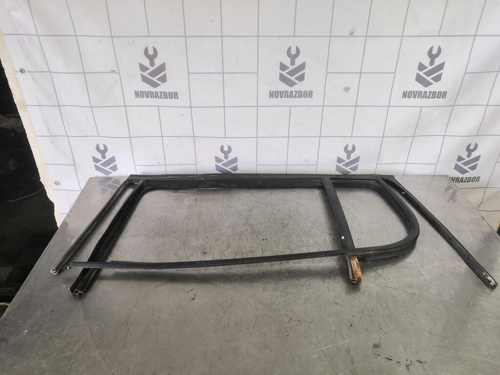 Уплотнитель стекла двери Skoda Fabia 2007-2015