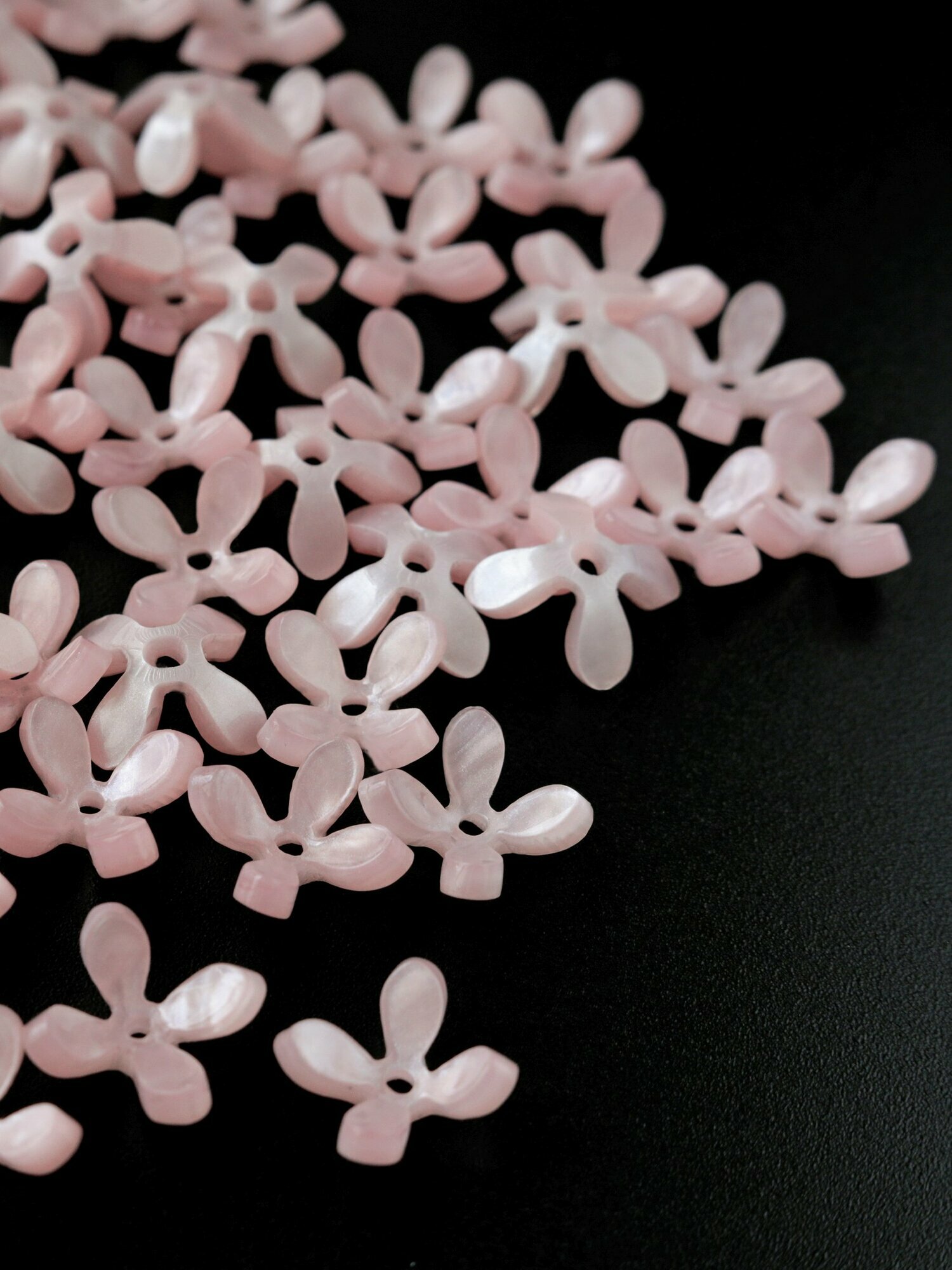 Бусины из смолы цветочки 12 шт, розовый перламутр, 13x13x3 мм