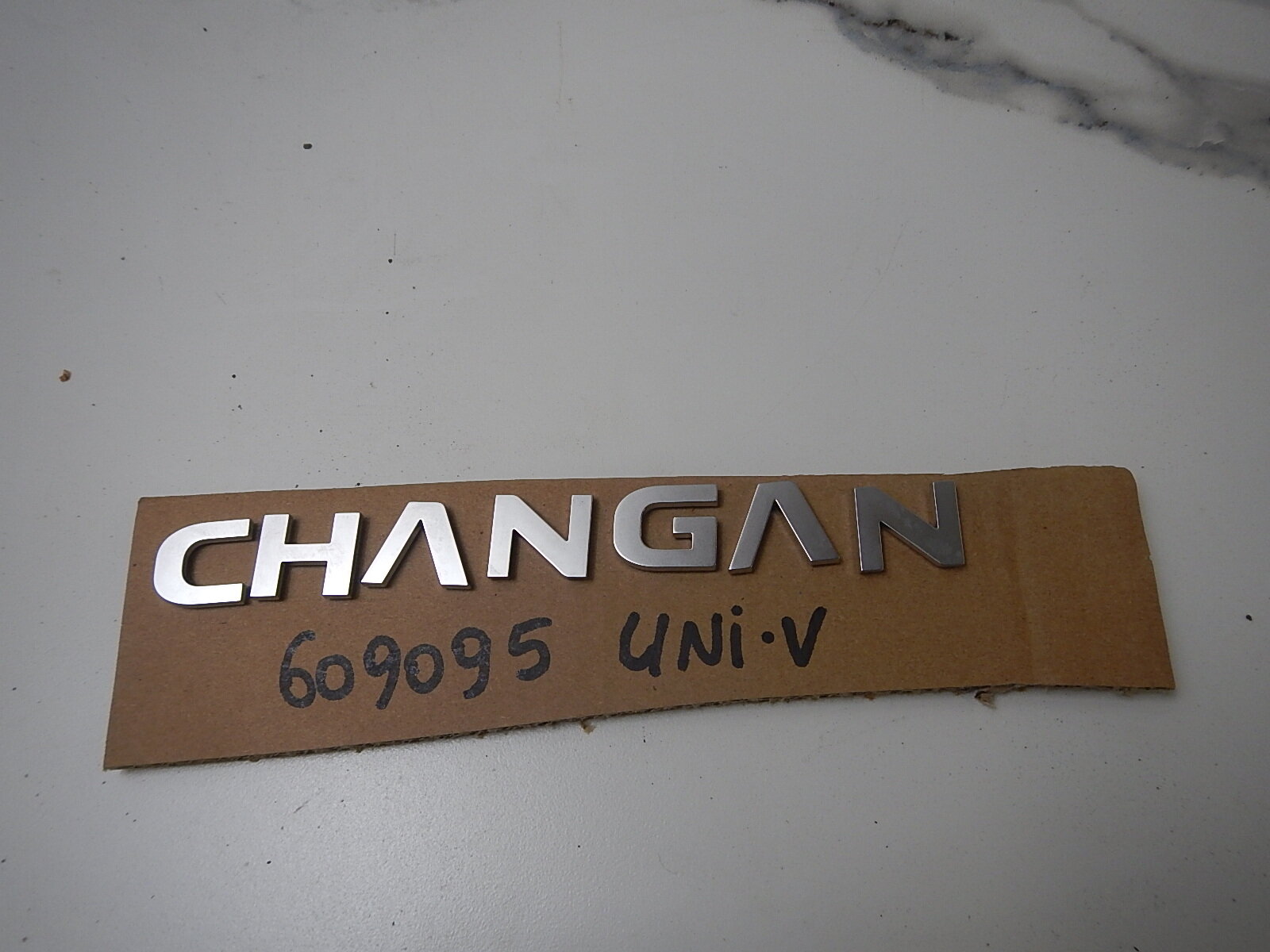 Б/У Эмблема на крышку багажника, Changan (Чанган)-UNI-V (20-) CHANGAN UNI-V (20-) Без видимых повреждений. 609095 Changa...