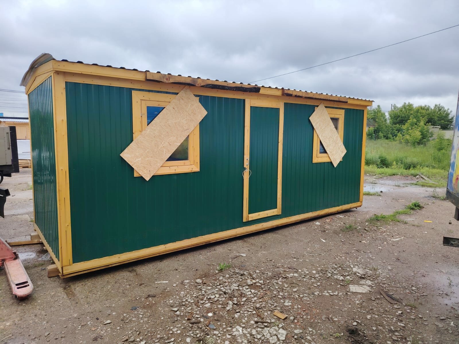 Бытовка 6x2.3x2.2м, дерево/металл, утепленная, распашенка на деревянном каркасе с профлистом зеленого цвета. Внутренняя отделка оргалит