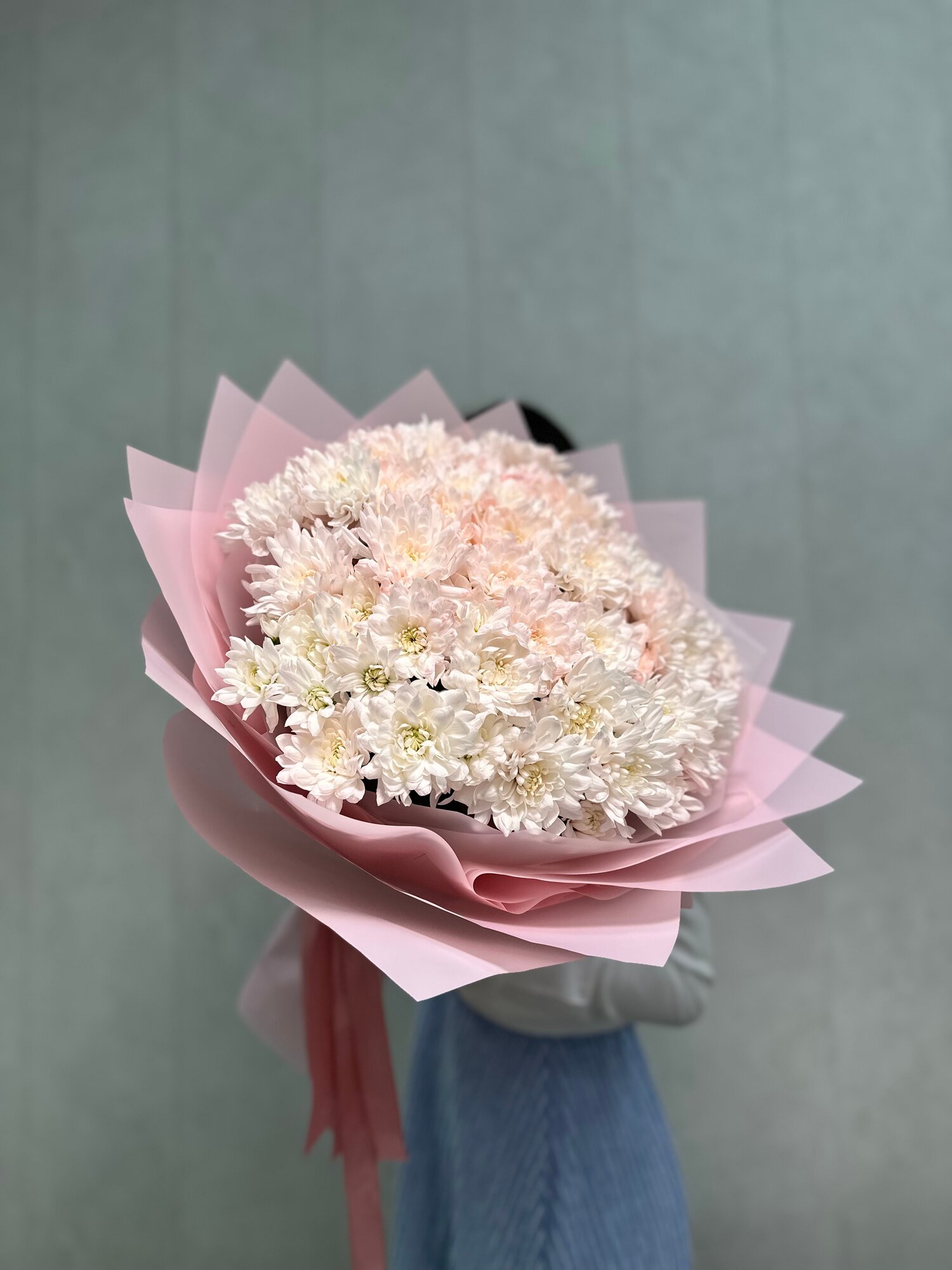 Букет из 9 нежно-розовых пышных кустовых хризантем в упаковке