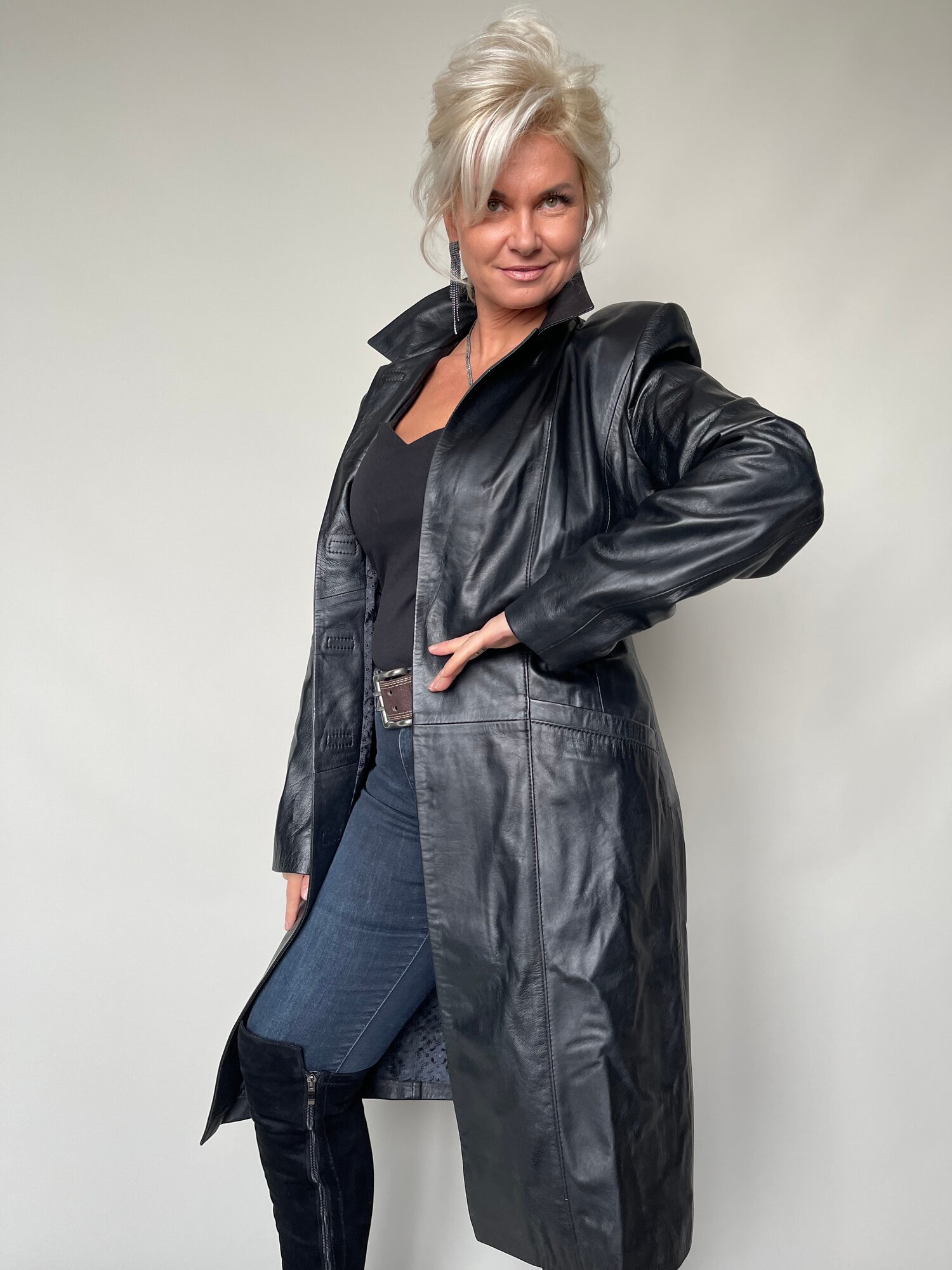 Плащ женский из натуральной кожи цв.черный р.44-46 /12490/