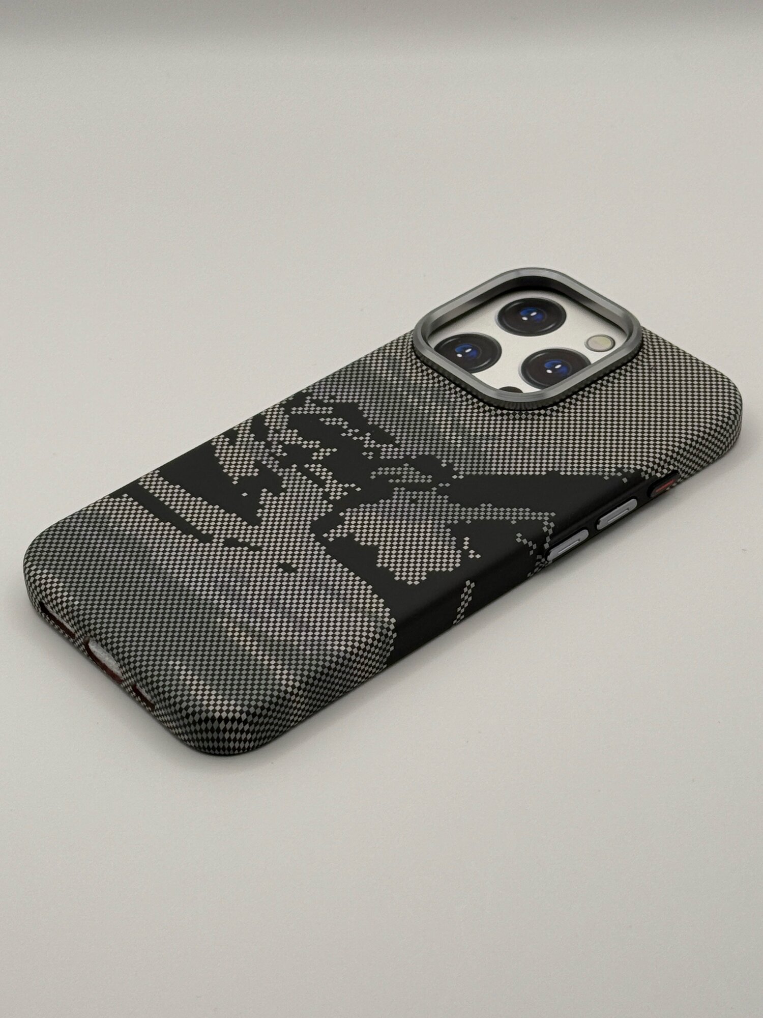 Чехол на Айфон 15 Pro, ударопрочный, с текстурой углеводородного волокна, с поддержкой беспроводной зарядки