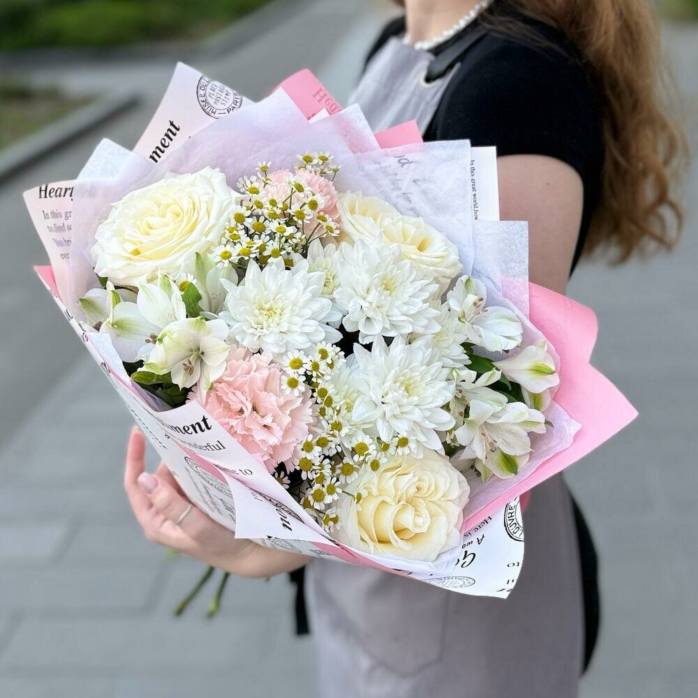 Сборный букет из ромашек, роз, альстромерий и хризантемы в нежных тонах - римская роза