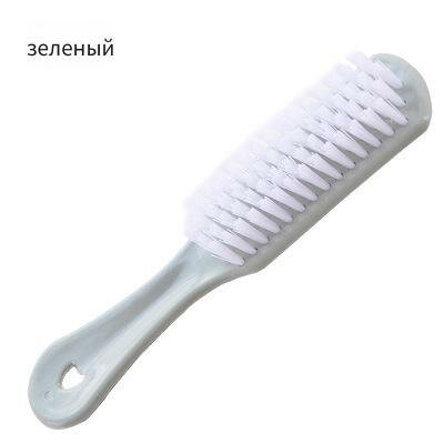 Мягкая щетина не повреждает обувь, а щетка для доски с длинной ручкой является многофункциональным артефактом очистки