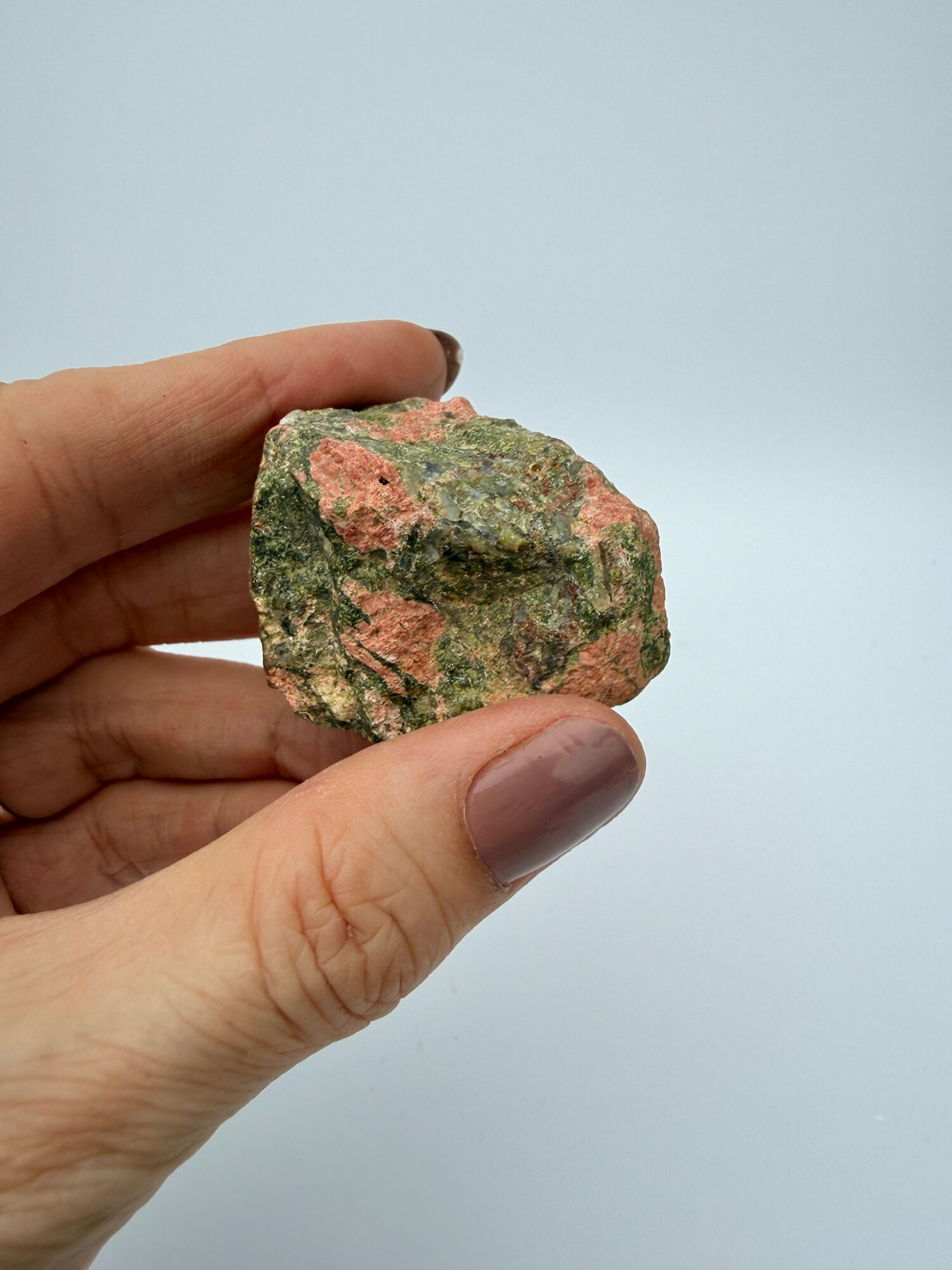 Унакит натуральный камень без обработки