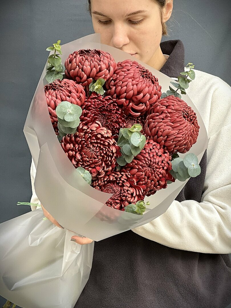 Монобукет хризантемы Бигуди кирпичного цвета с эвкалиптом, 9 шт.