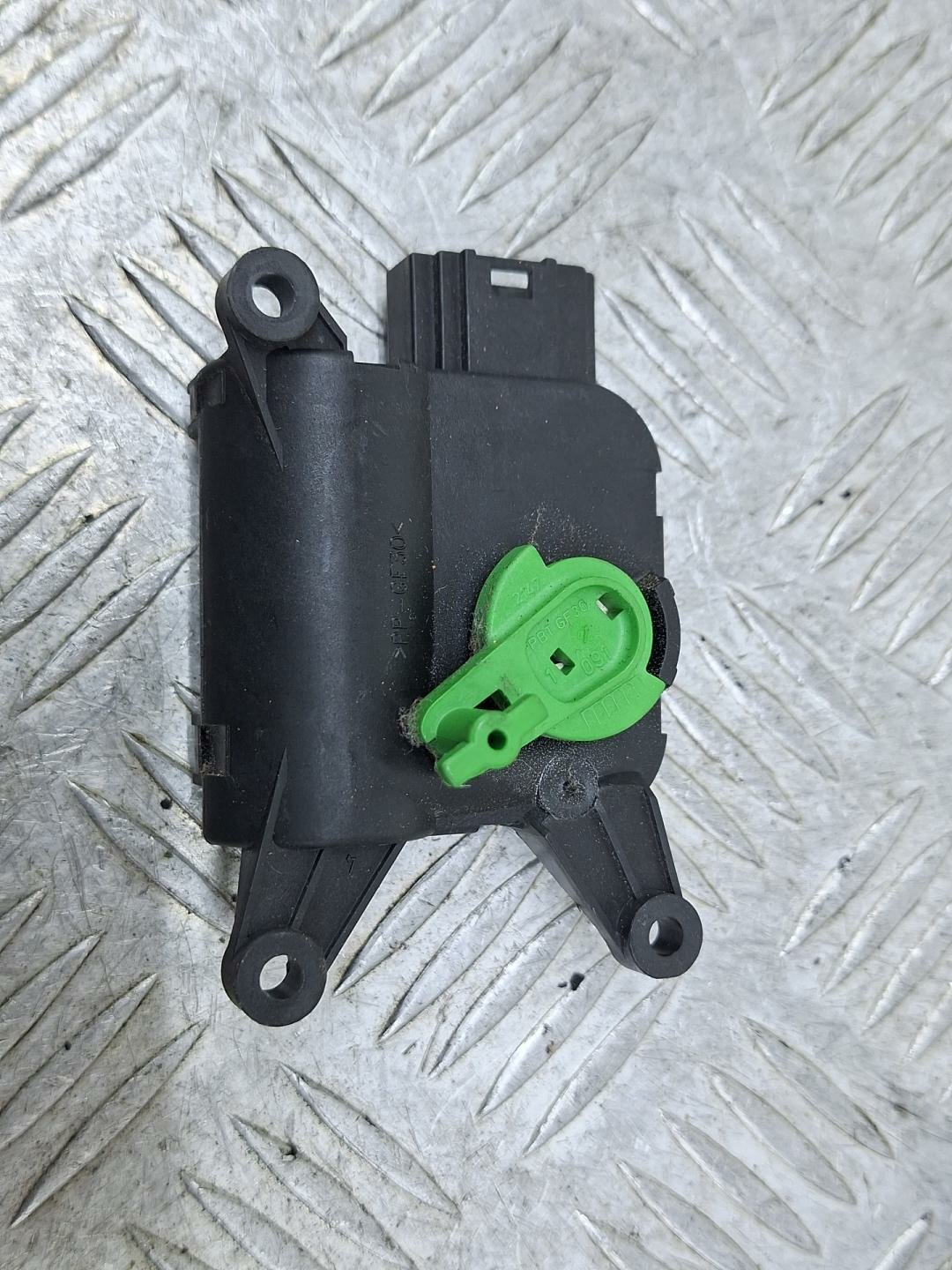 Моторчик заслонки печки Audi A4 B7 2006 0132801303