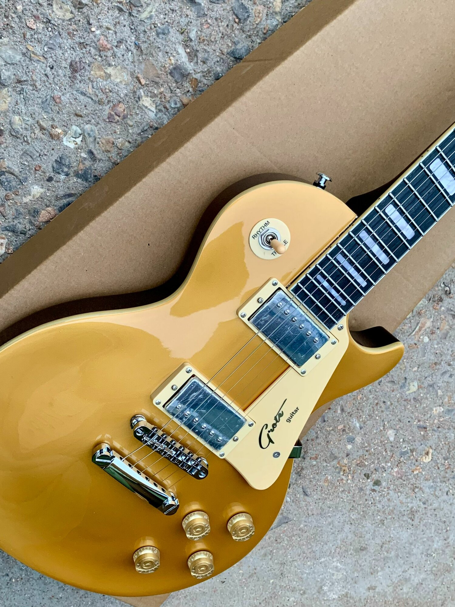 Электрогитара, стиль Лес Пол, золотая рендеринг электрогитара струнный инструмент