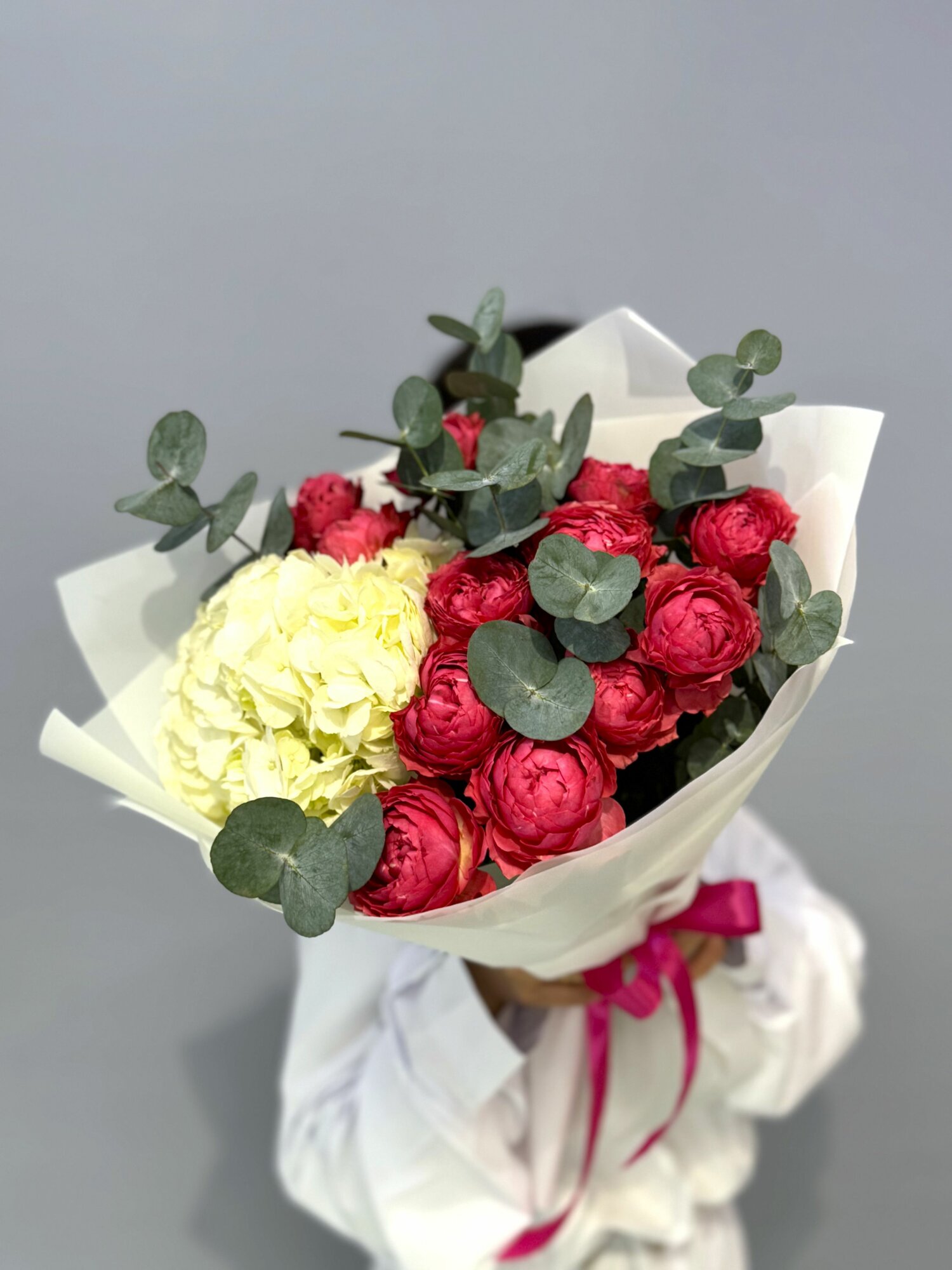 Авторский букет Пионовидных кустовых роз с гортензией и эвкалиптом