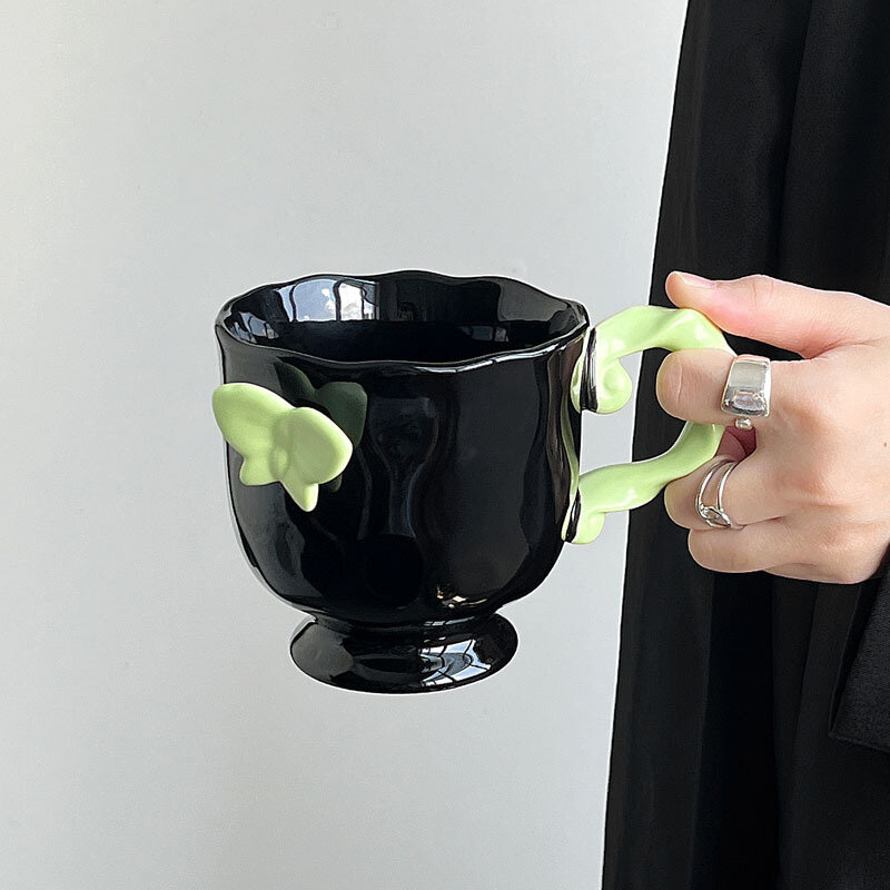 Эта стильная кружка с бабочкой — симпатичная керамическая чашка, идеально подходящая для офисного кофе или завтрака, а также отличный подарок на день рождения для девочек.