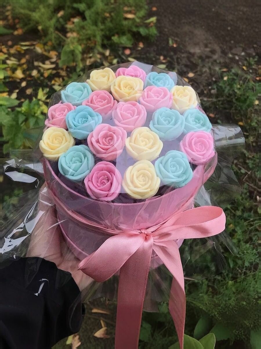 Букет сладкий ТД НебыковА из шоколадных роз в шляпной коробке, 19 цветов, 228 г