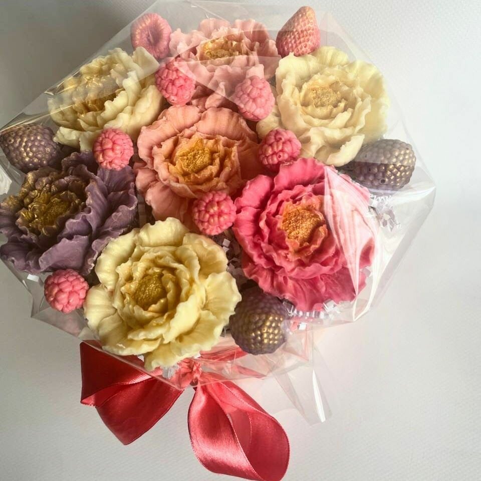ShokoTrendy Сладкий букет из конфет в коробке шоколадные пионы с ягодами