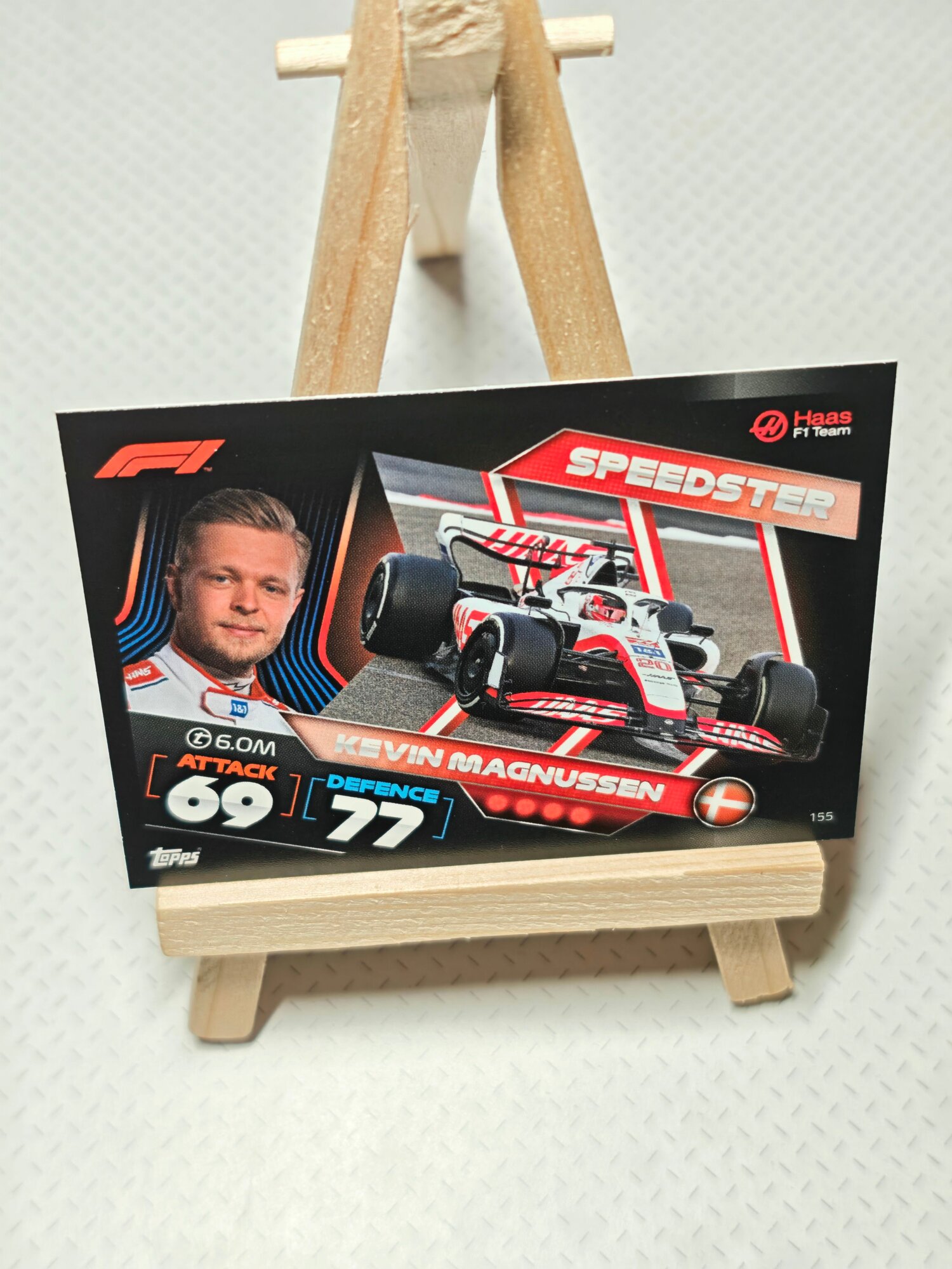 Коллекционная карточка Topps F1 Turbo ATTAX в горизонтальном стандартном формате