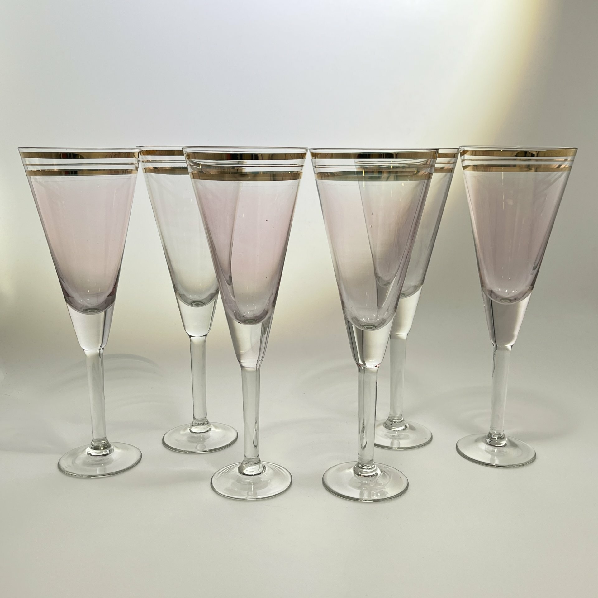 Набор бокалов на 6 персон розового оттенка с золотой каймой по борту, стекло