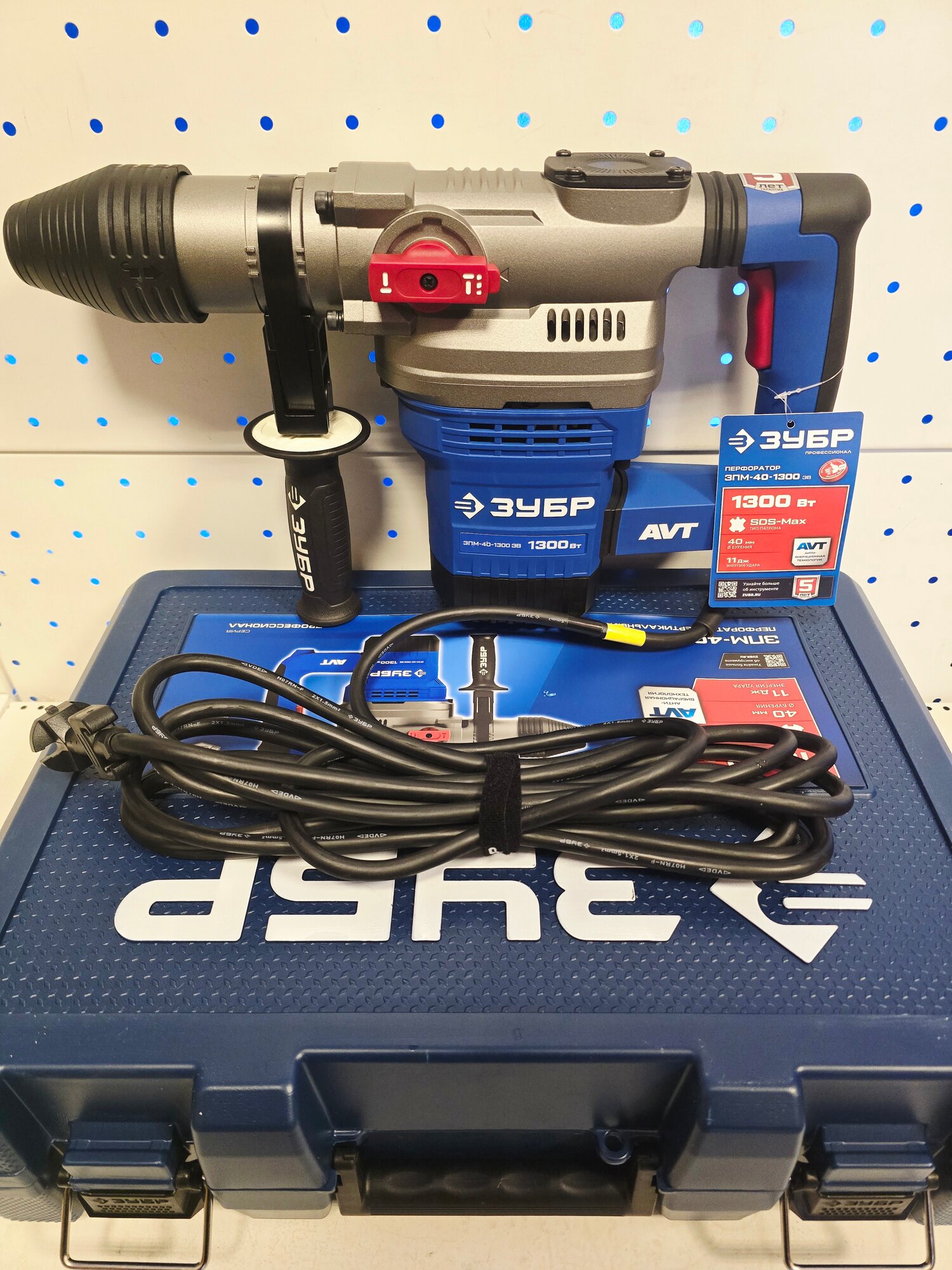 Мощный сетевой перфоратор ЗУБР ЗПМ-40-1300 ЭВ, 11Дж, SDS-max, 1300Вт, AVT система, 40мм, 3200уд/мин
