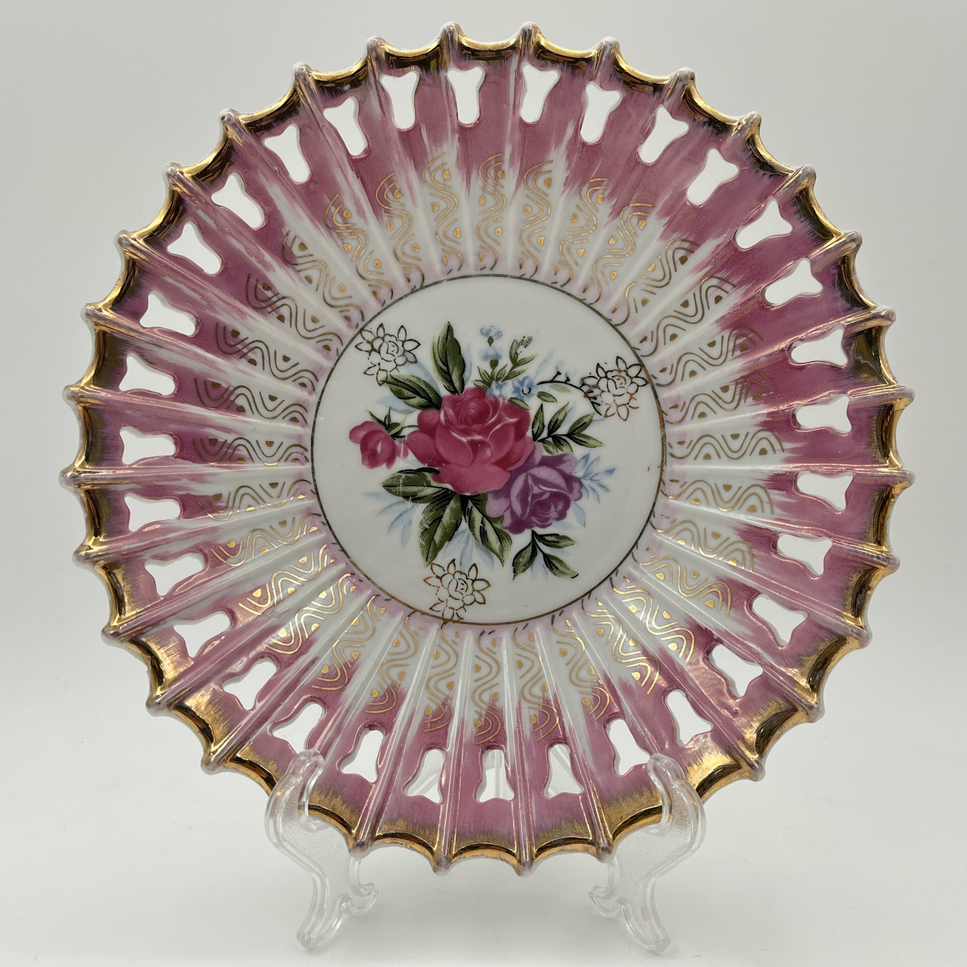 Конфетница (сухарница) с прорезным бортом, украшенная цветочным декором, фарфор