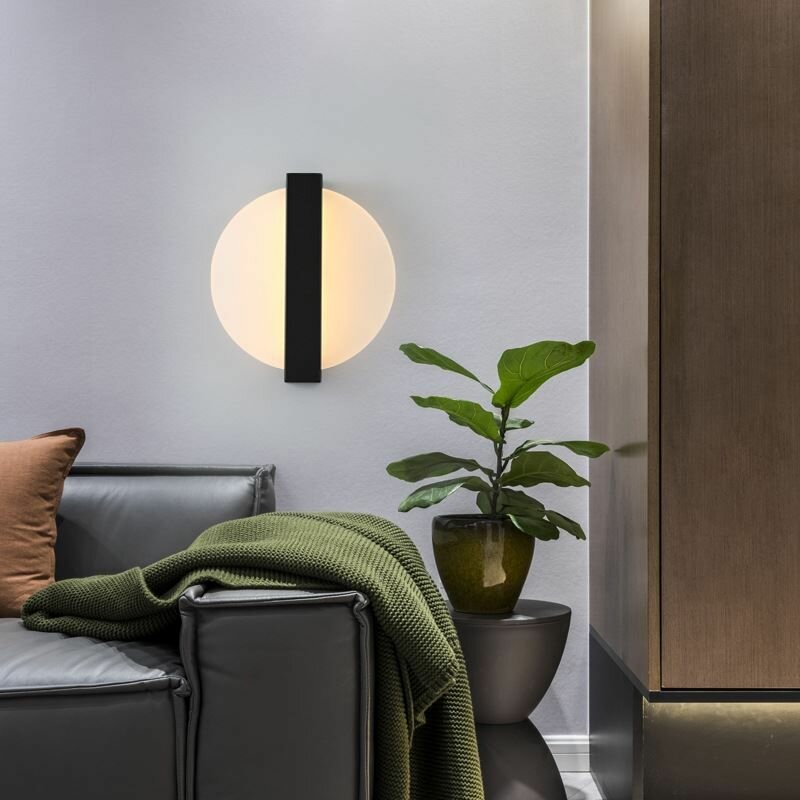 Простой настенный светильник из черного оргстекла