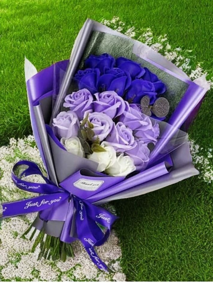 Букет из мыльных роз "Розовый сад", 25-30см, цвет белый/ сиреневый/ синий, 21 роза