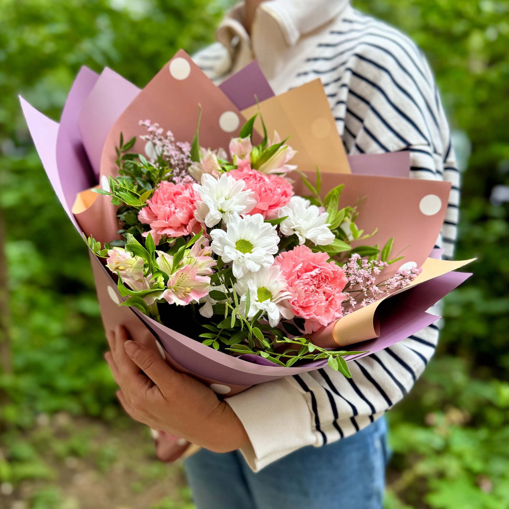 Букет-комплимент "Нежное послание" с диантусами и хризантемой