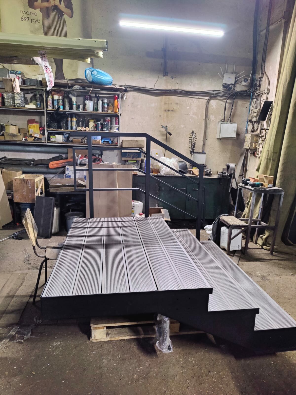 Лестница-крыльцо 3 ступени с площадкой , с ДПК, ограждения справа , ширина 1м, высота 45 см.