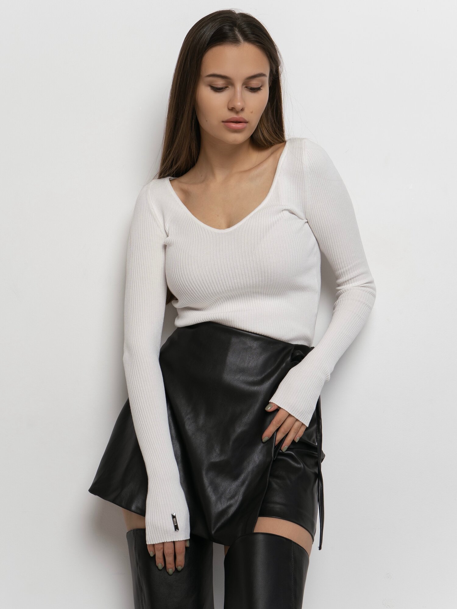 Джемпер с глубоким вырезом