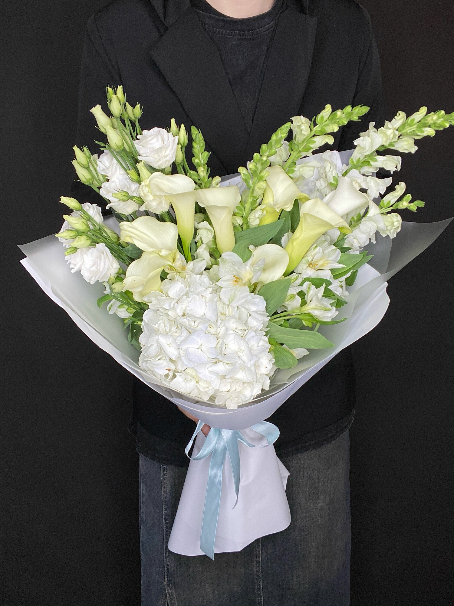 Пышный букет (антириум 5 шт, каллы 8 шт, альстромерии 5 шт, эустомы 2 шт, гортензия 1 шт)