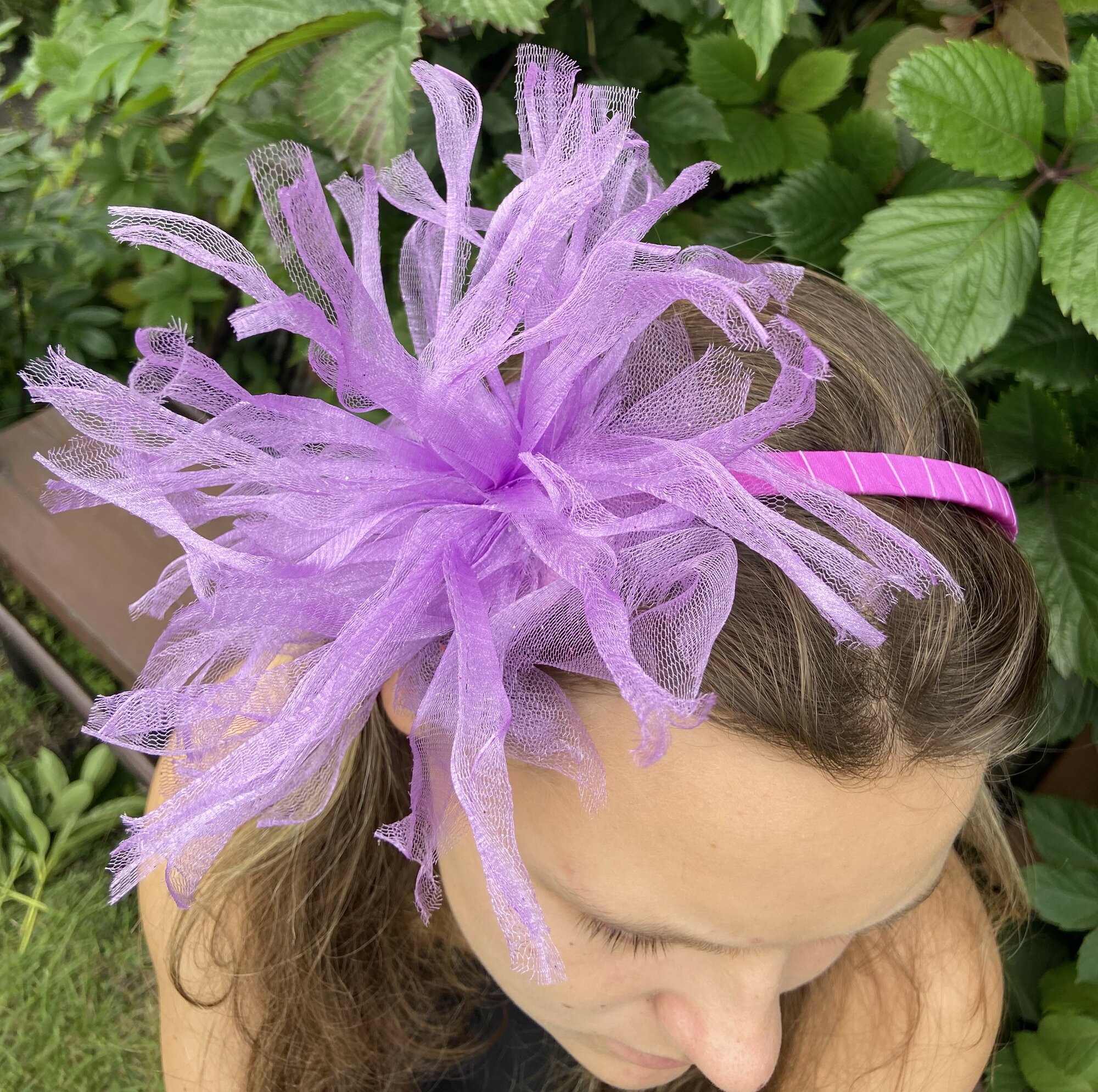 Ободок с лавандовым цветком из сетки