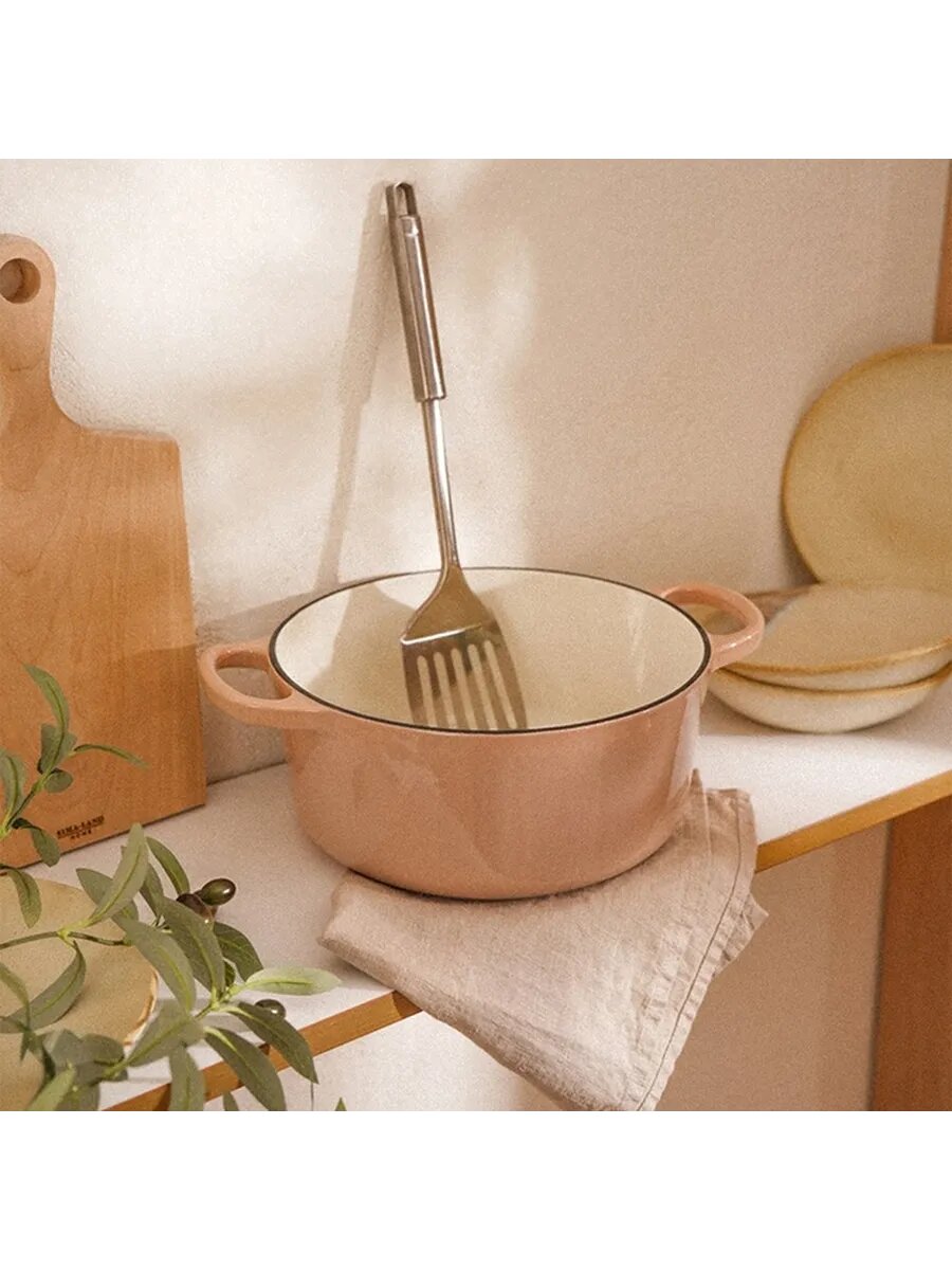 Эмалированная чугунная кастрюля с крышкой