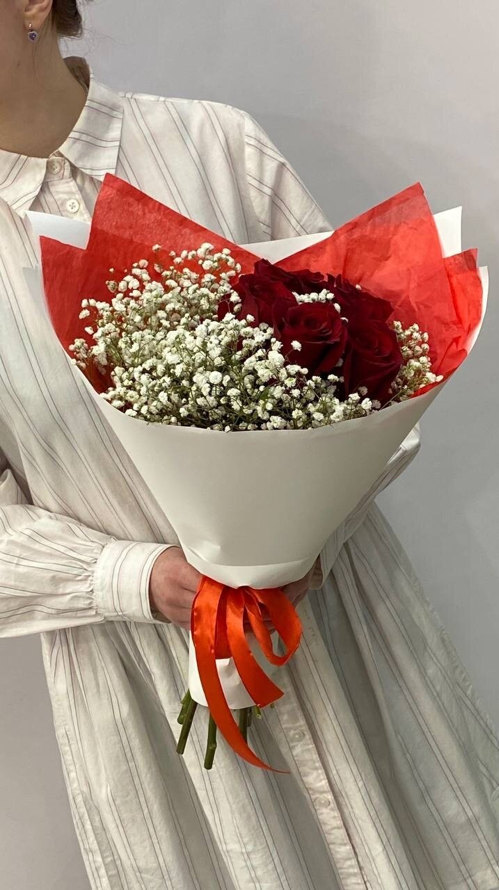 Букет Romashka "Ольга", красные розы и гипсофила, высота 50 см