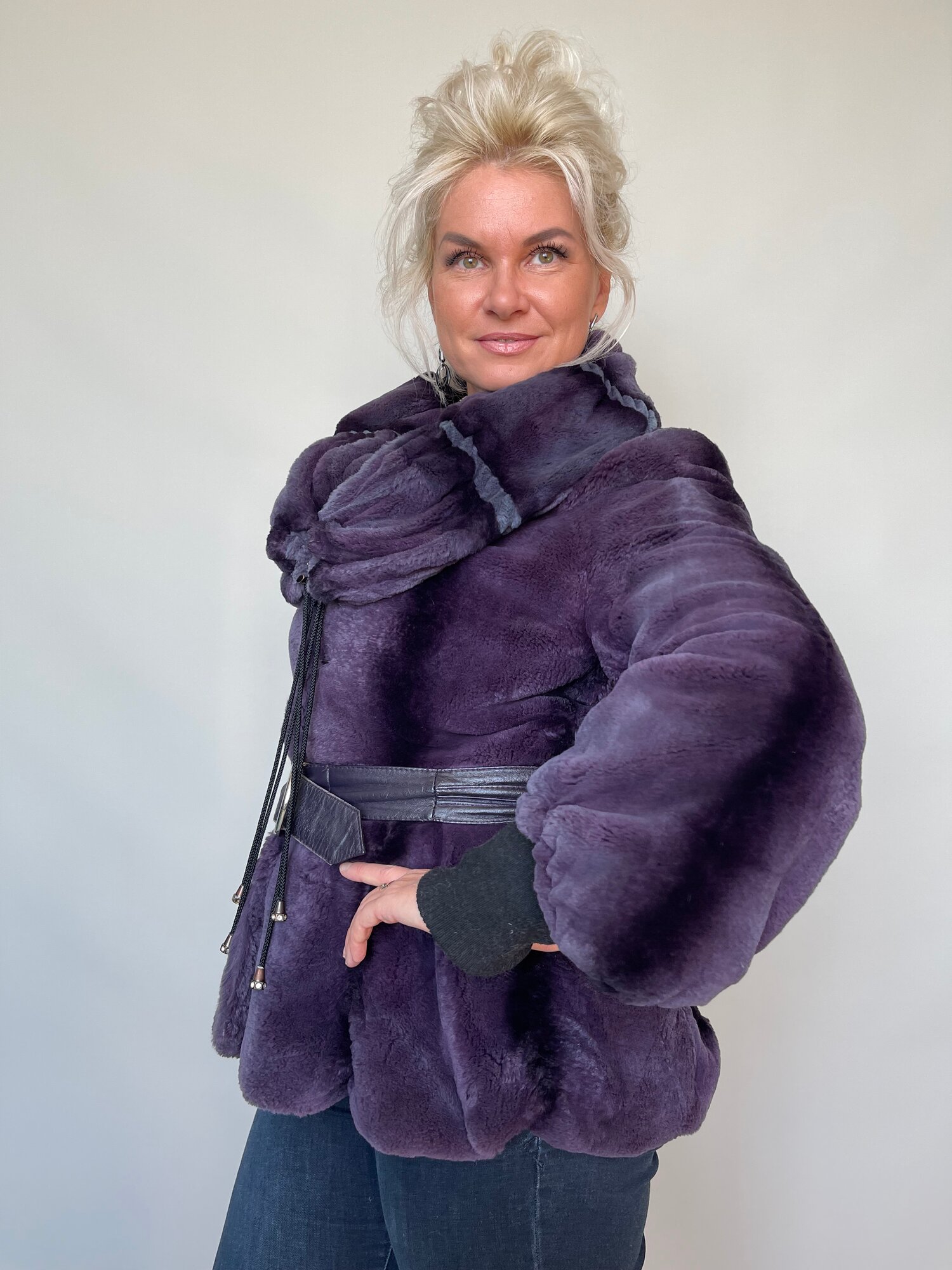 Шуба бобрик тм MODEKUU цв.фиолетовый, пояс дл.65 см р.42-44 /12455/