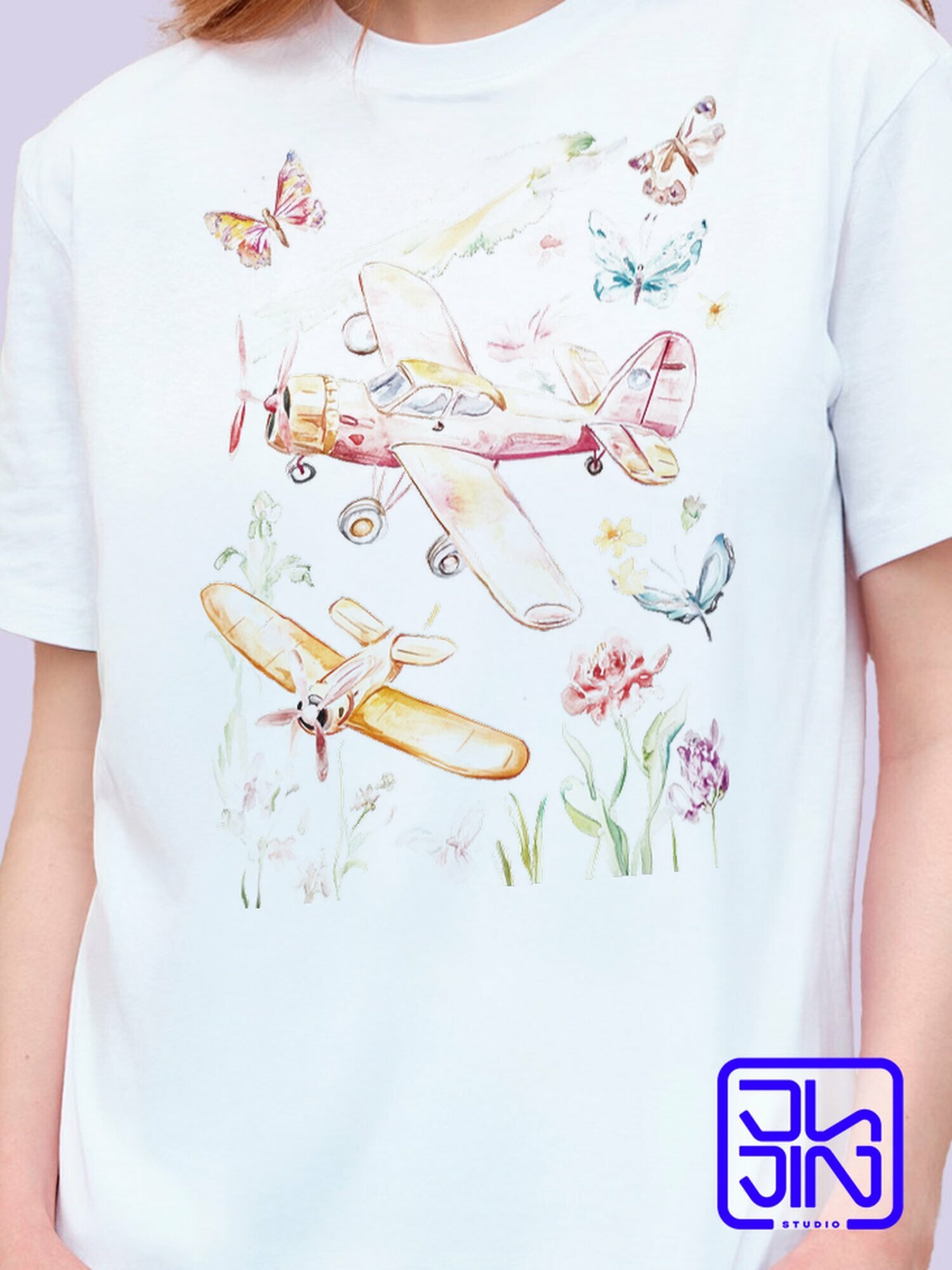 Футболка классическая женская с авторским принтом Ретро разноцветные самолеты с пестрыми бабочками и винтажными тюльпанами, белый хлопковый трикотаж с прикольным рисунком на груди