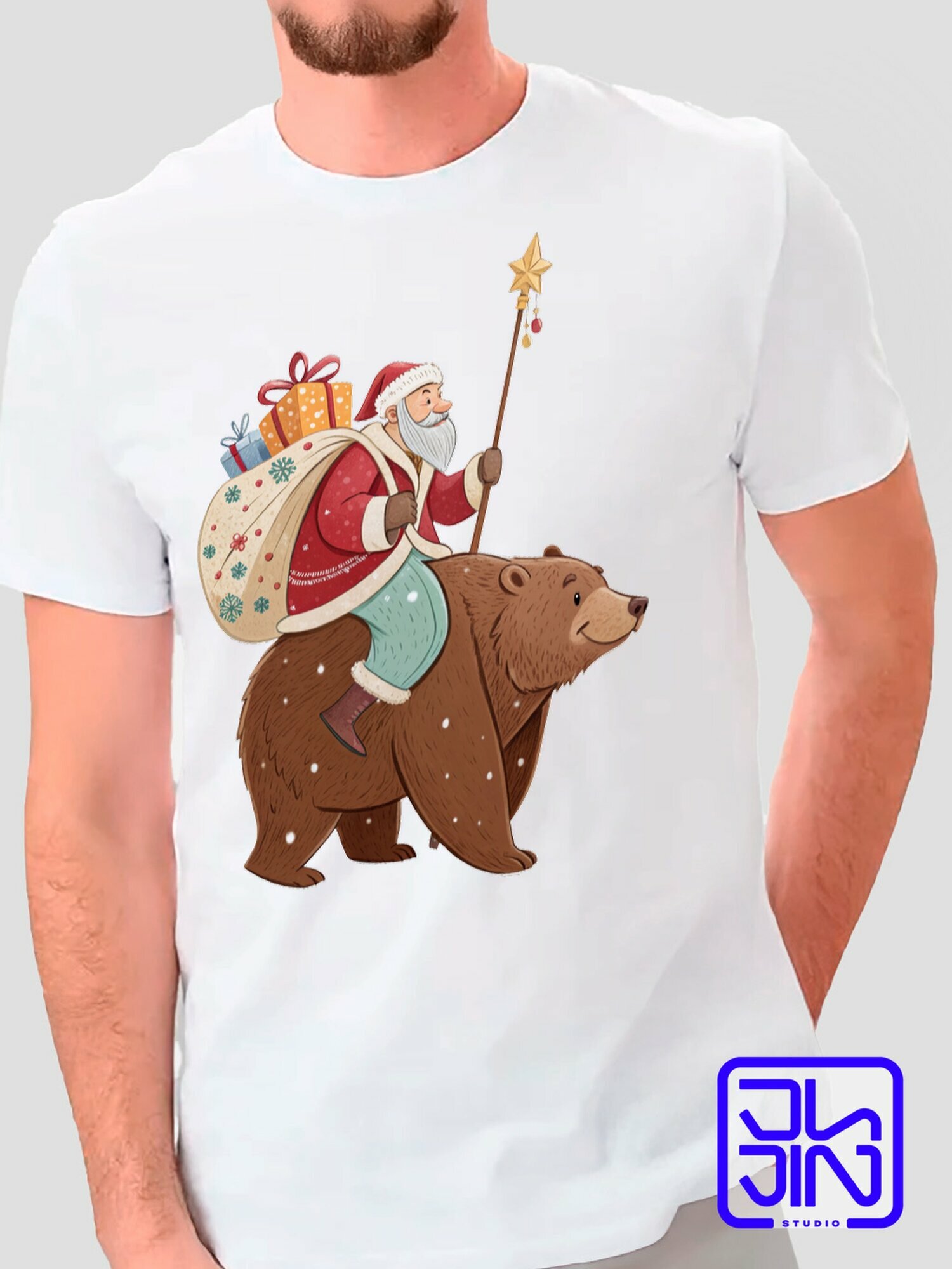 Футболка классическая мужская с авторским принтом Санта винтажный в красной одежде на коричневом медведе с ретро подарками, белый хлопковый трикотаж с прикольным рисунком на груди