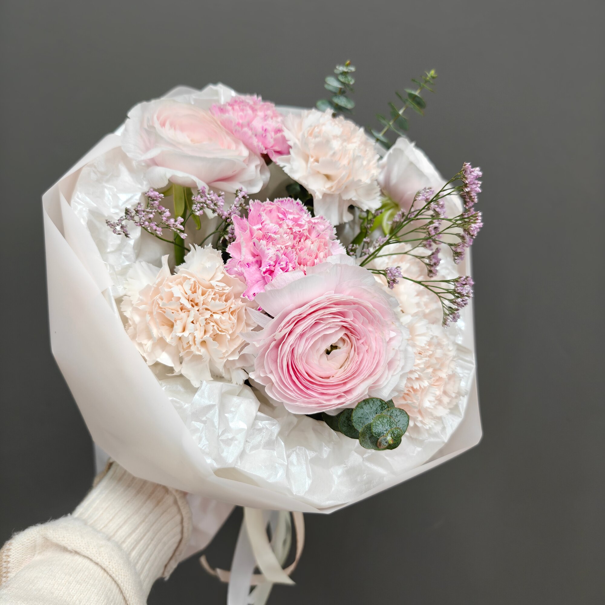 Букет Цветочный Лес комплимент с ранункулюс и диантусом с эвкалиптом и лимониум в круглой пышной упаковке