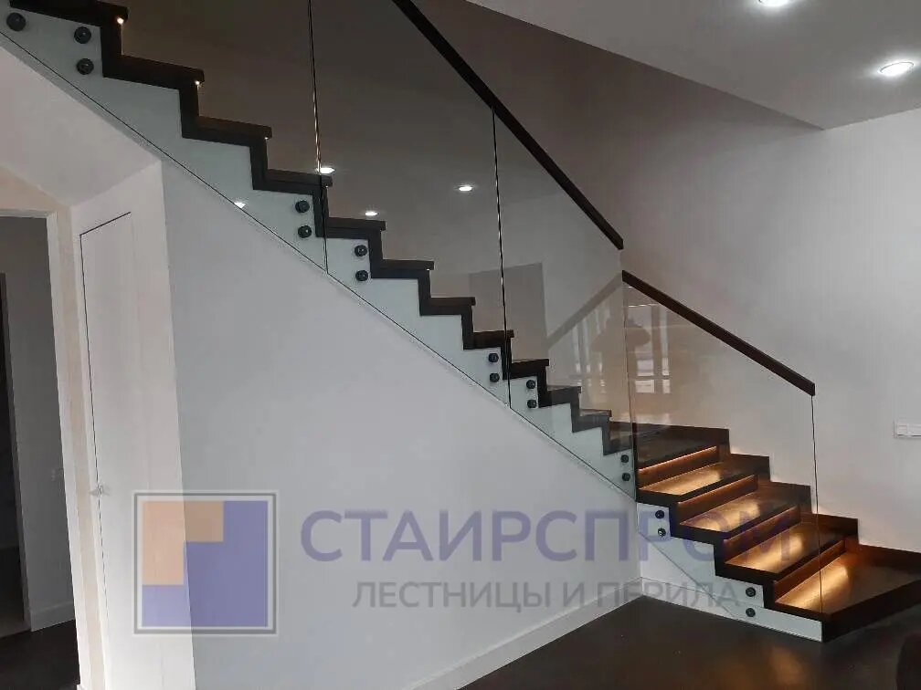 Лестница облицованная деревом и перила стеклянные L=1000 мм, H=850 мм. СтаирсПром