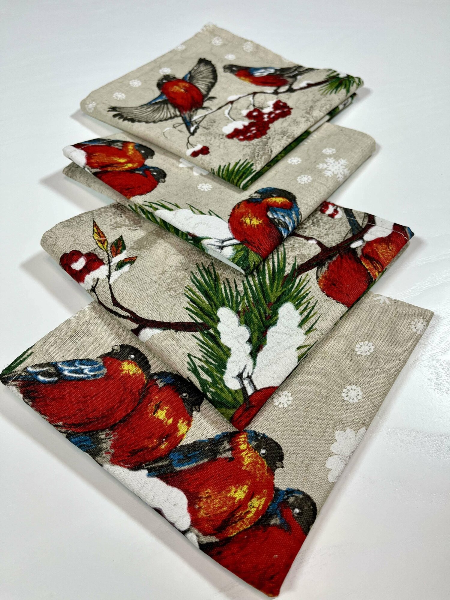 Салфетки для сервировки стола "Снегири" Maya Pearl квадратная 30x30 изо льна