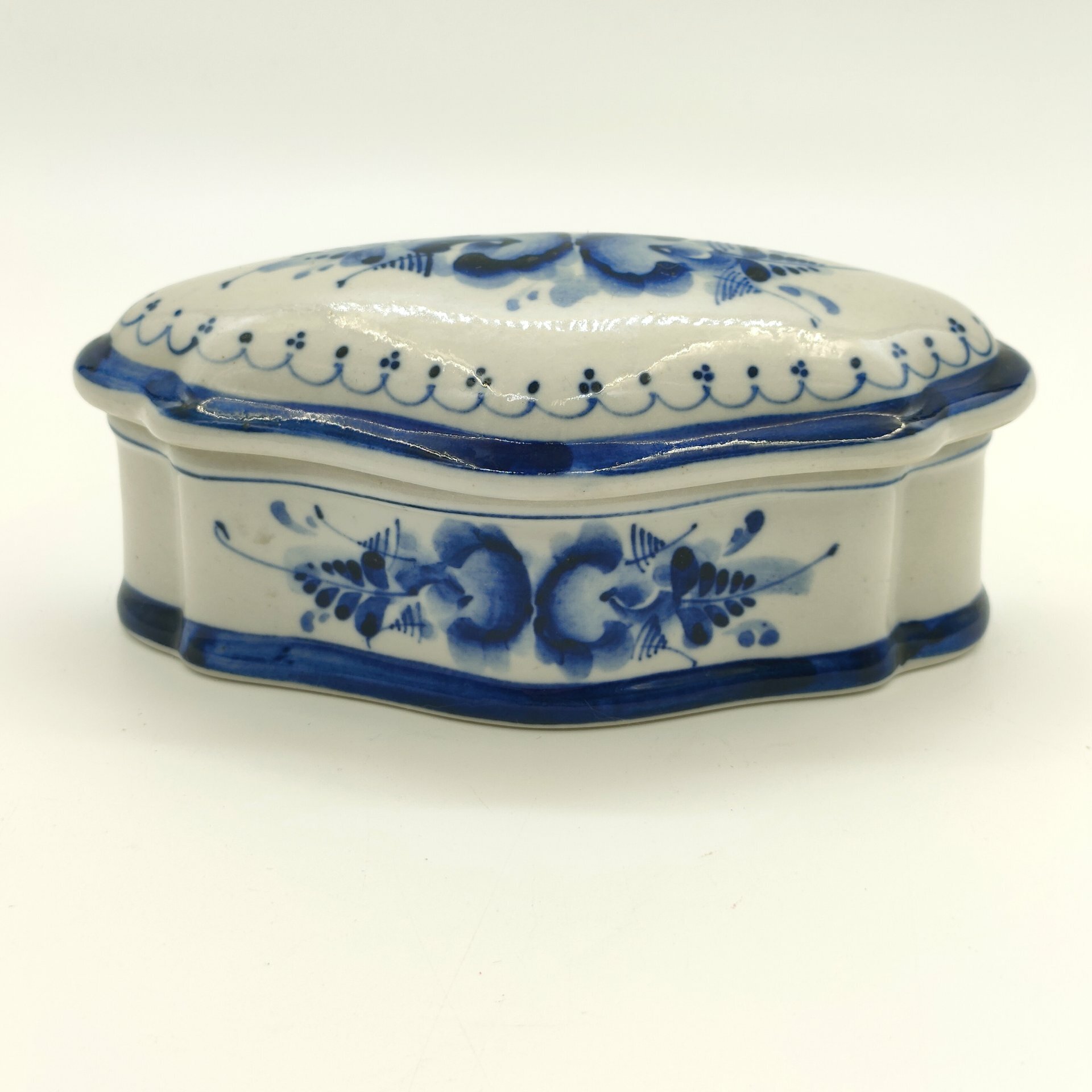 Шкатулка с флоральным декором, фарфор, роспись