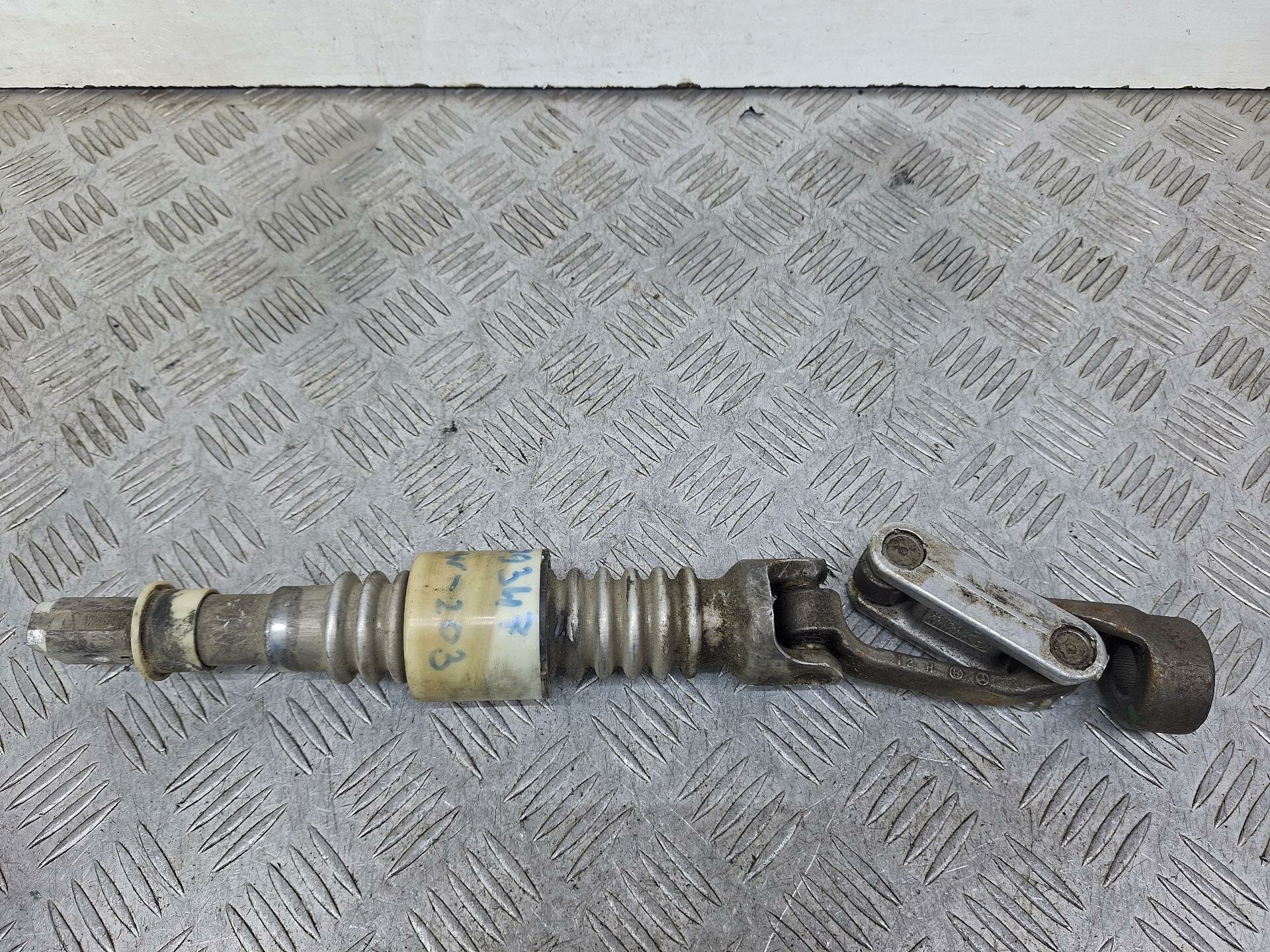 Рулевой карданчик Mercedes-Benz C W203 2003 2104620748