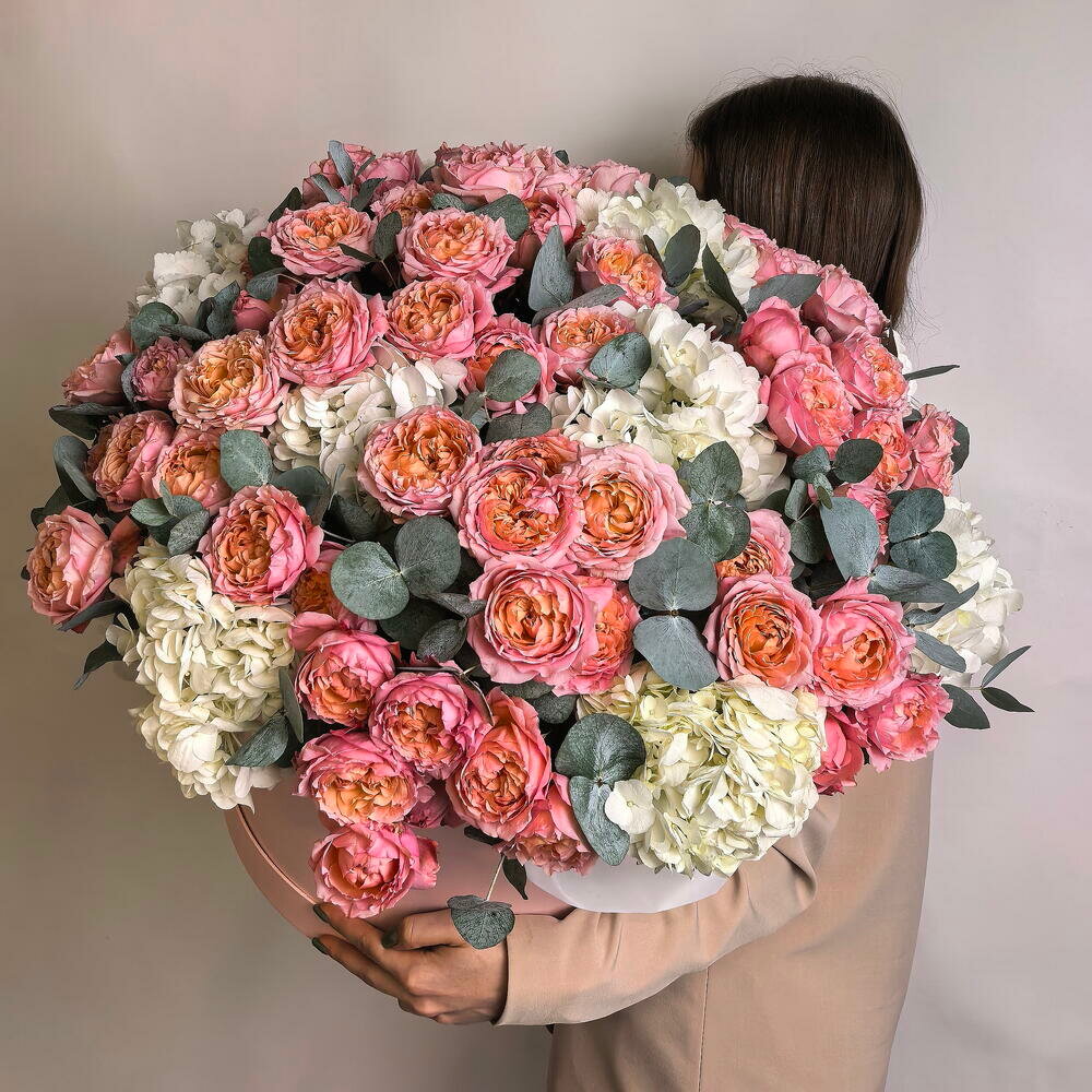 Букет цветов в большой коробке из белых гортензий и кустовых пионовидных роз Джульетта с эвкалиптом, арт 381 Kimbirly Flowers