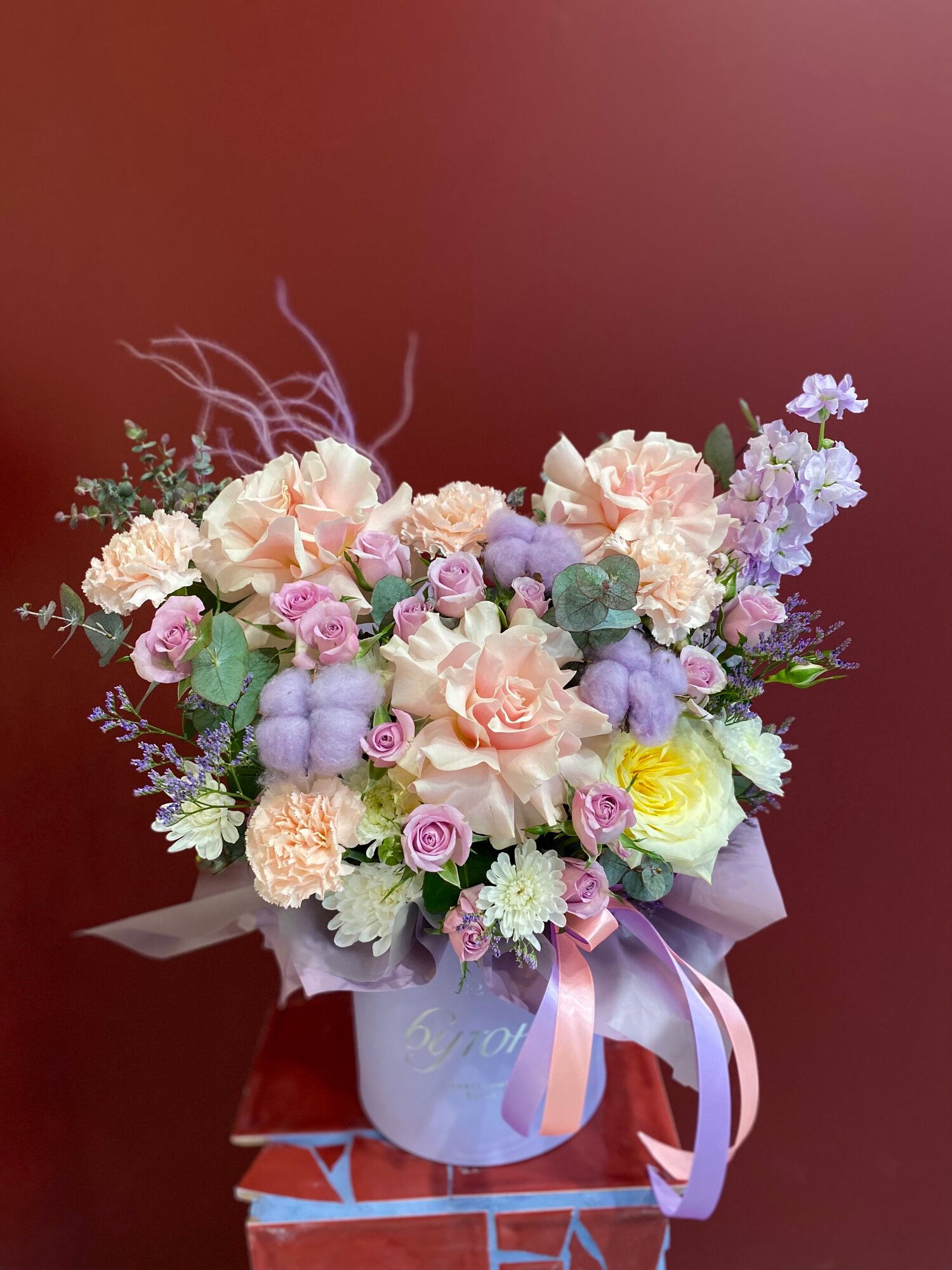 Композиция из цветов в коробке " Say yes" с французской розой, кустовой розой и эустомой