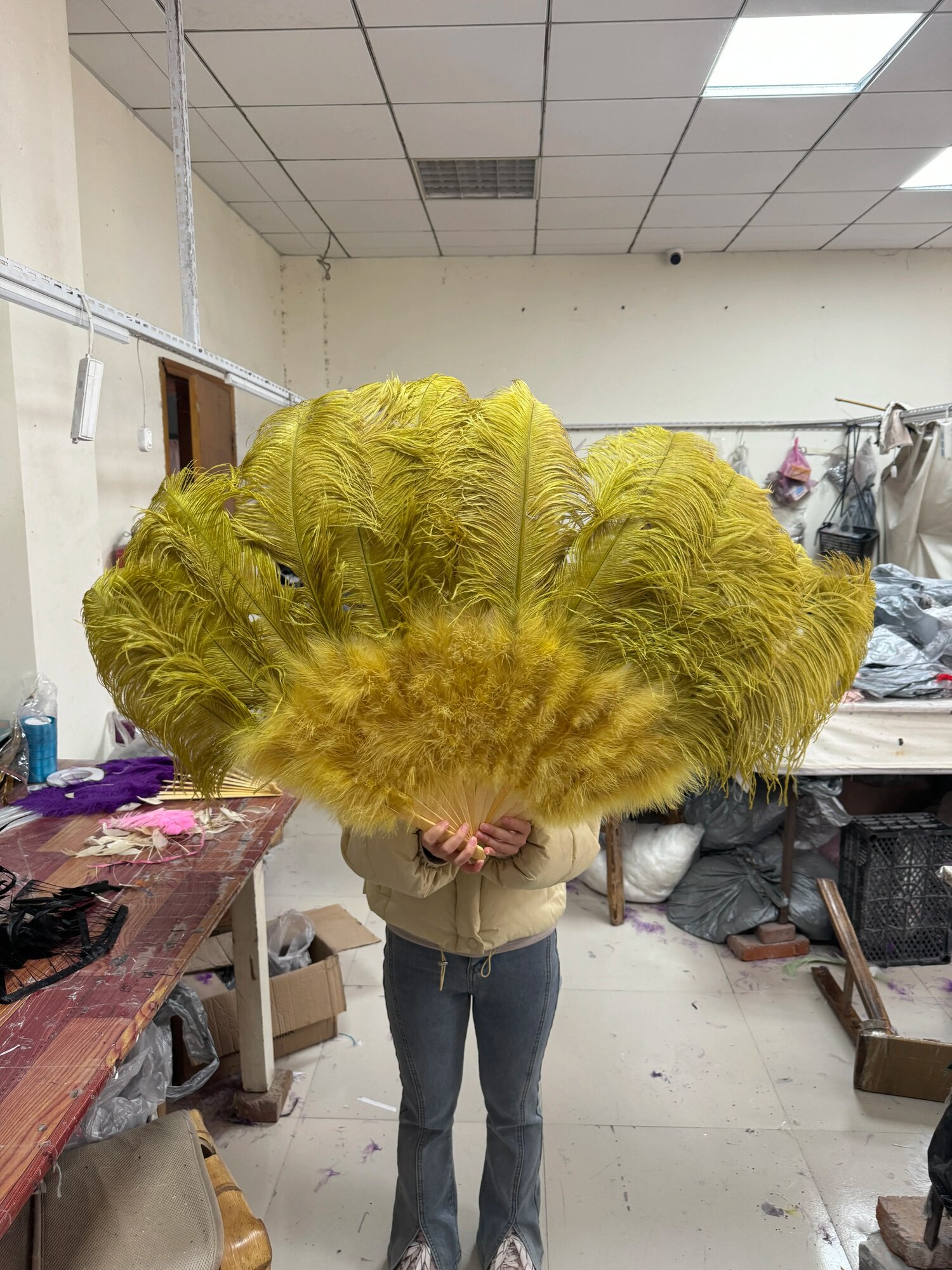 Большой ручной складной веер из страусиных перьев