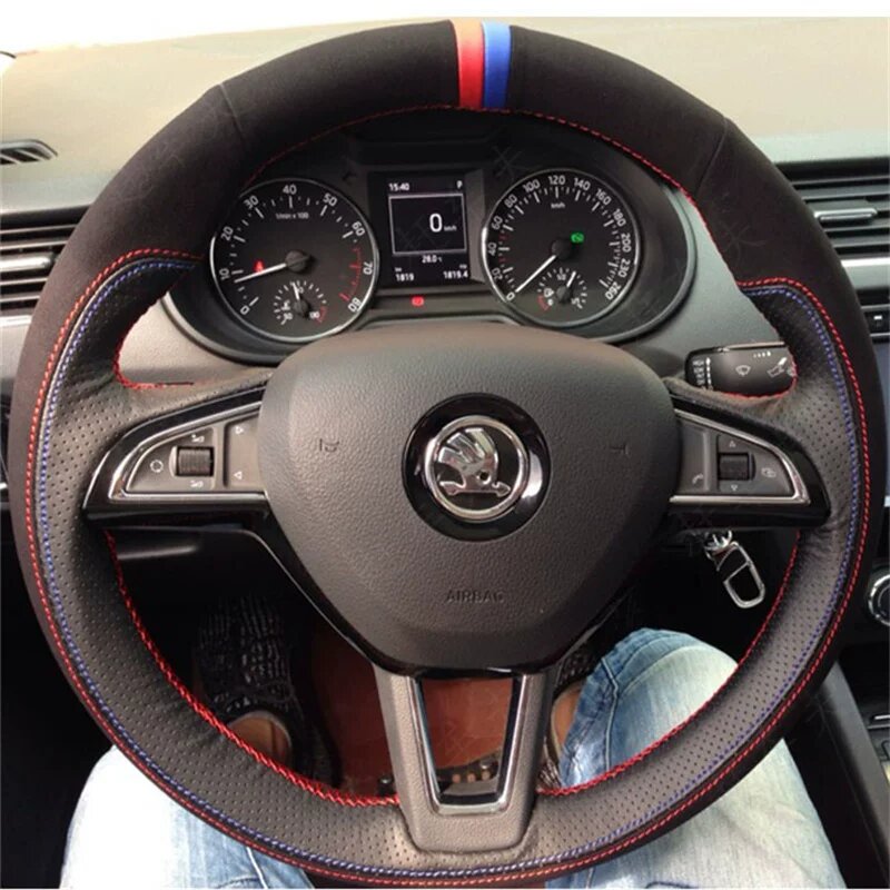 Накладка на рулевое колесо для Skoda Karoq (2017-2023) с матовой отделкой и перфорированной кожей с красно-синими