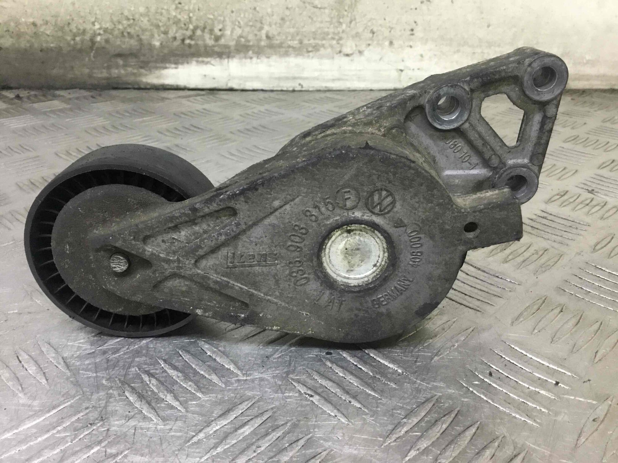 Б/У Натяжитель ремня генератора Volkswagen Golf 4 поколение (1997-2004) 2001 г.