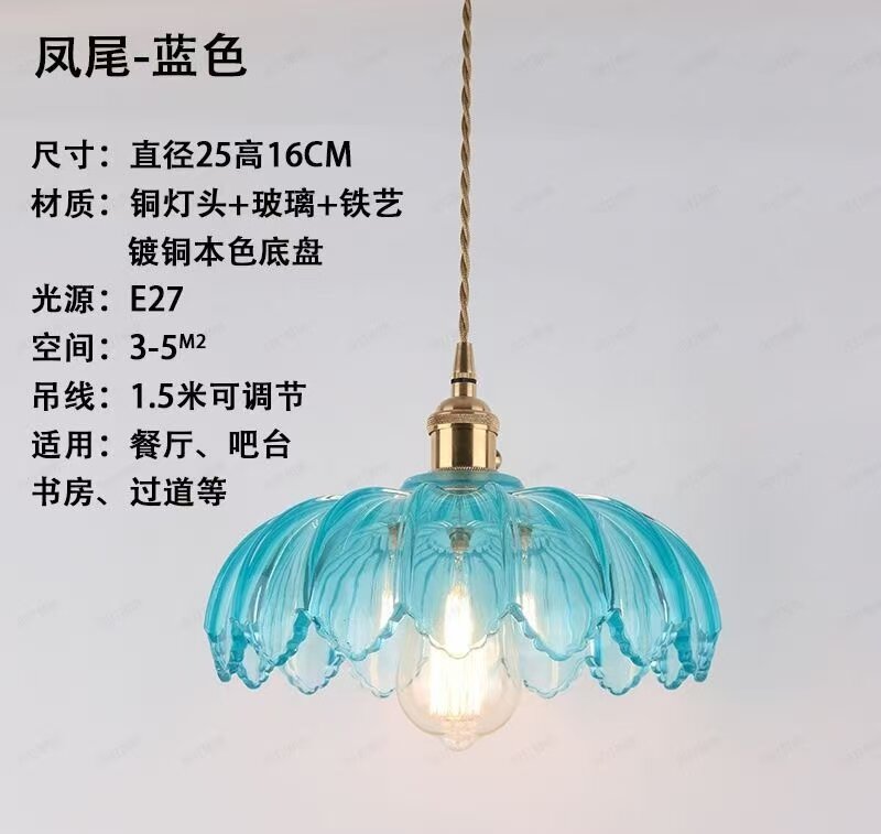 Зеленая люстра, диаметр 25 см, высота 18 см. Содержит электрическую лампочку