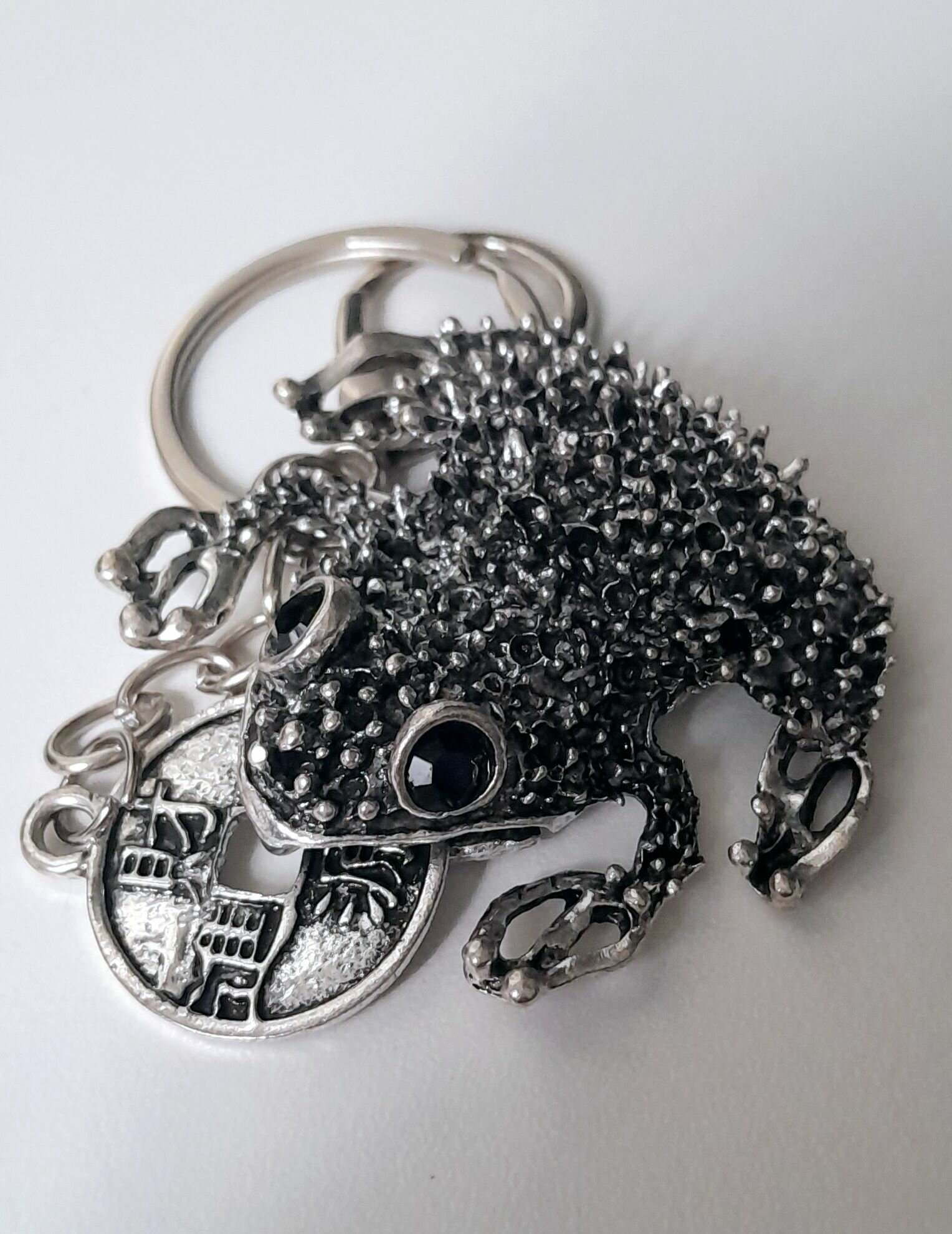 Брелок Жаба/подвеска Денежная Лягушка с монетой большая 6х5 см, кольцо d 3 см, Жаба фэн-шуй, денежный талисман