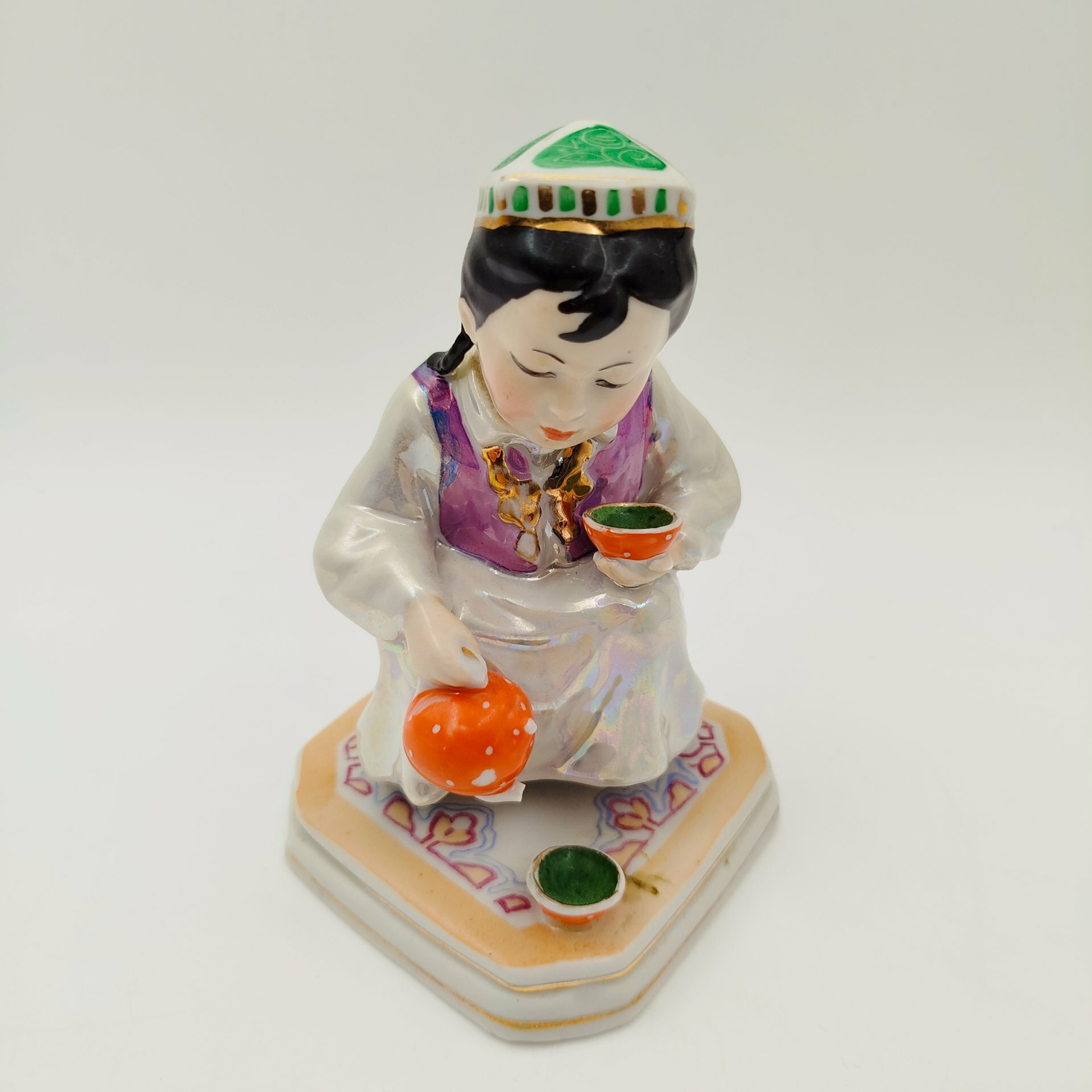 Статуэтка "Маленькая хозяйка" (Узбечка с чайником), скульптор О. М. Богданова