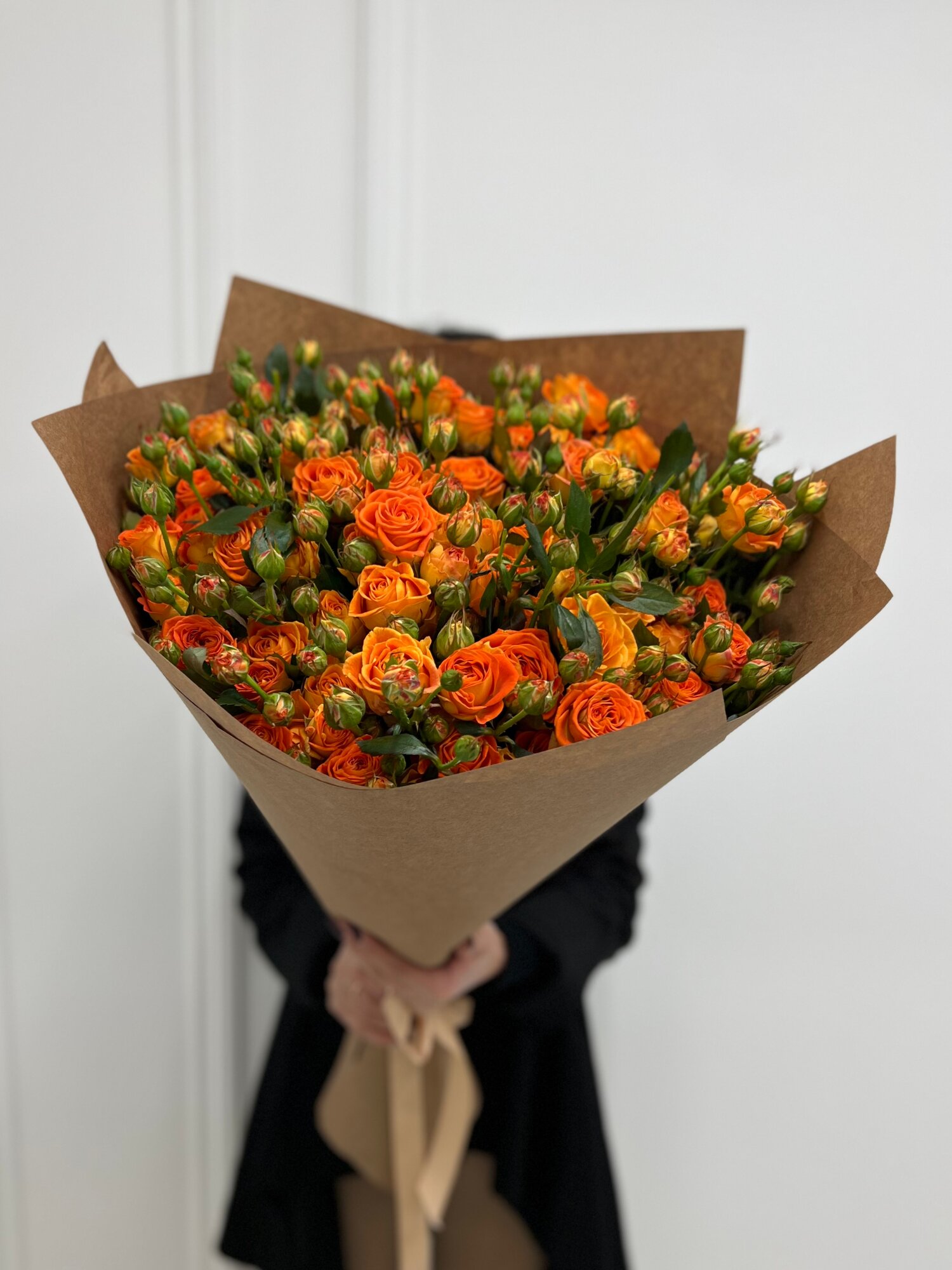 Гламелия цветы «Апельсиновый серпантин»: 21 кустовая роза King Bubbles в крафте – купить свежие цветы с доставкой в Москве