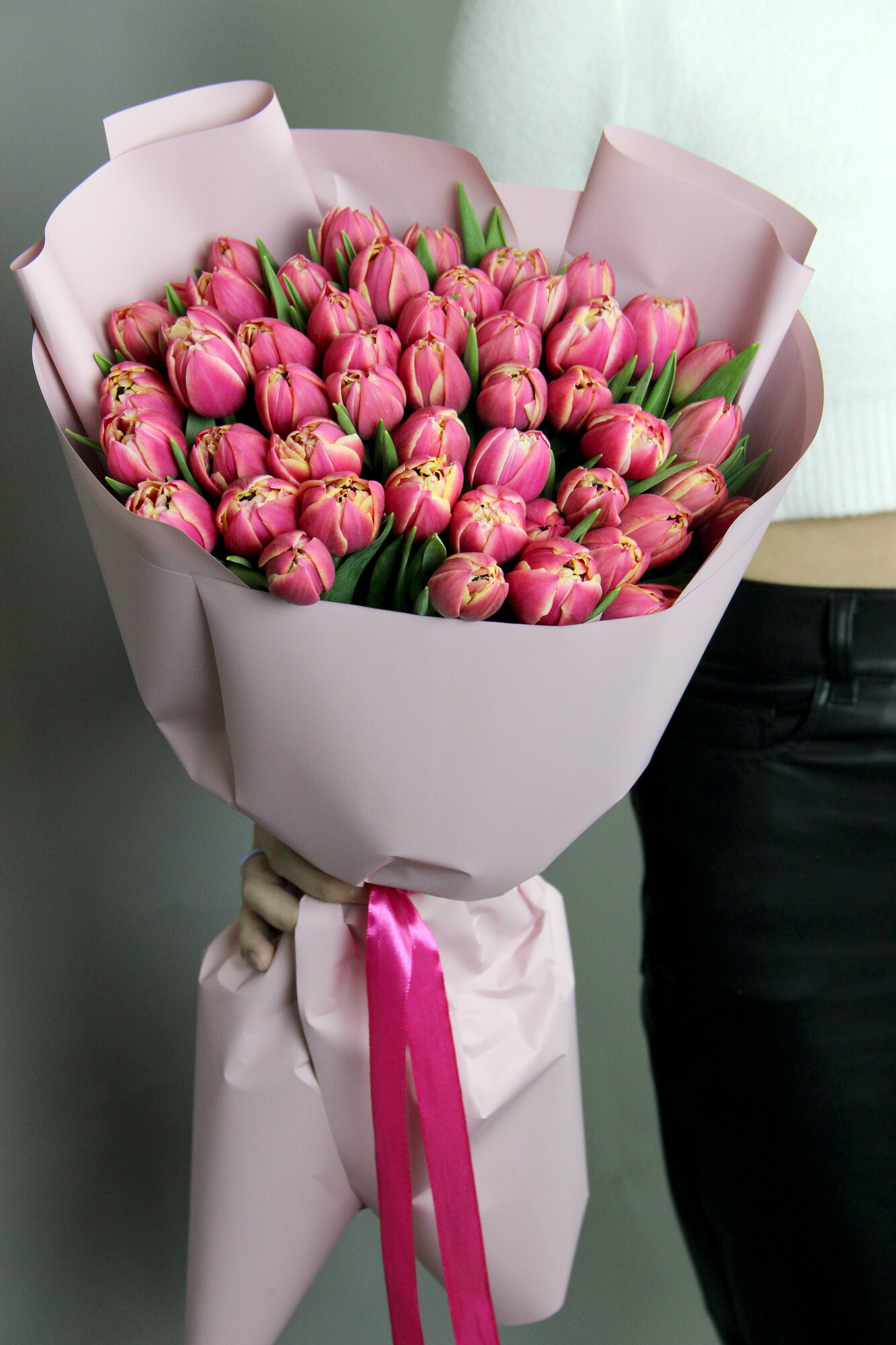 Монобукет Rosana's Flowers "RF Персиковый сад", тюльпаны пионовидные розовые 49 штук, 50 см