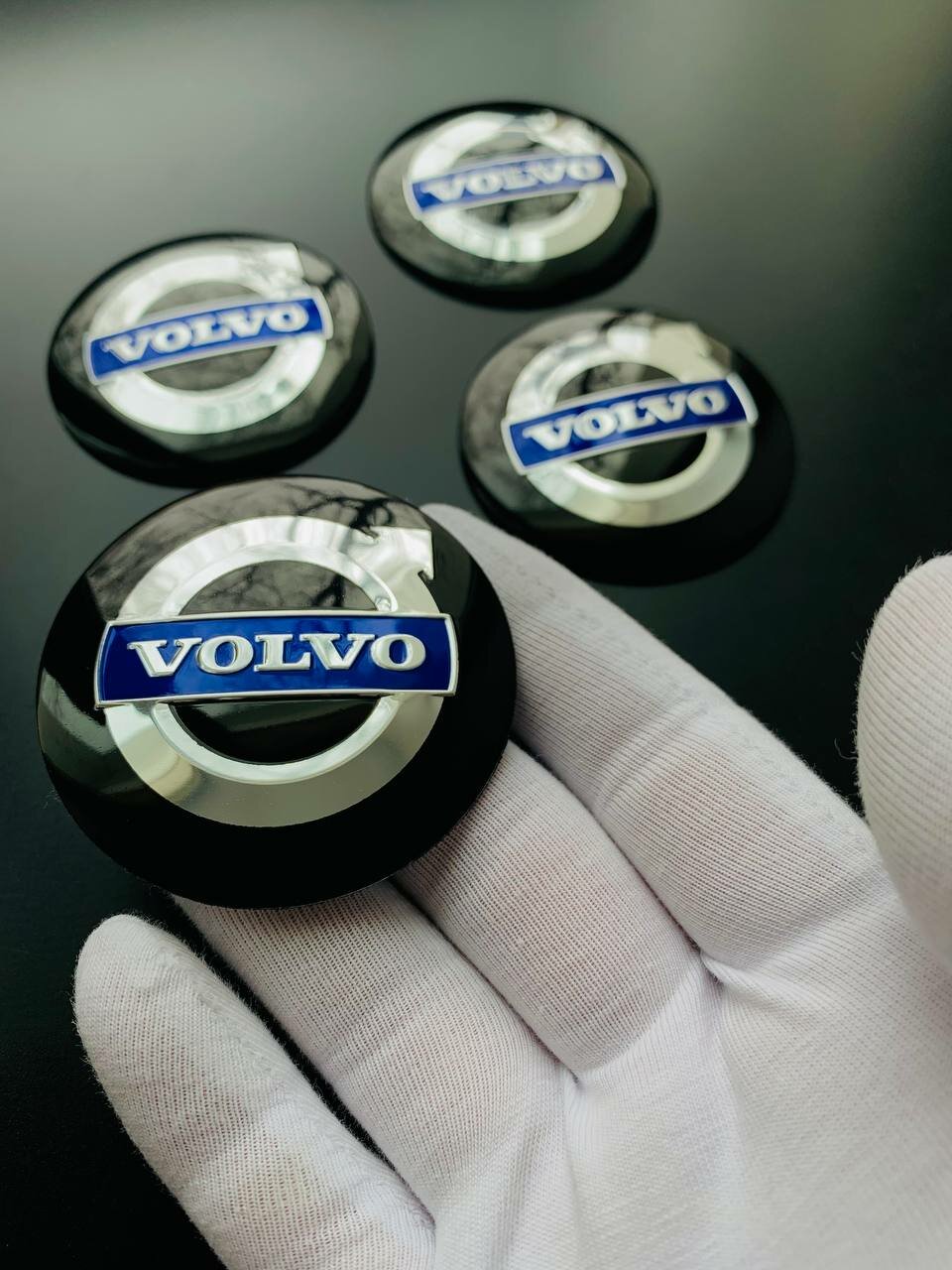 Наклейки на колесные диски Volvo 56мм черный. Наклейки на колпачки Вольво 56мм 4шт